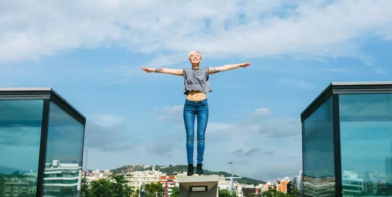 Pessoas que gastam dinheiro em experiências em vez de coisas são muito mais felizes