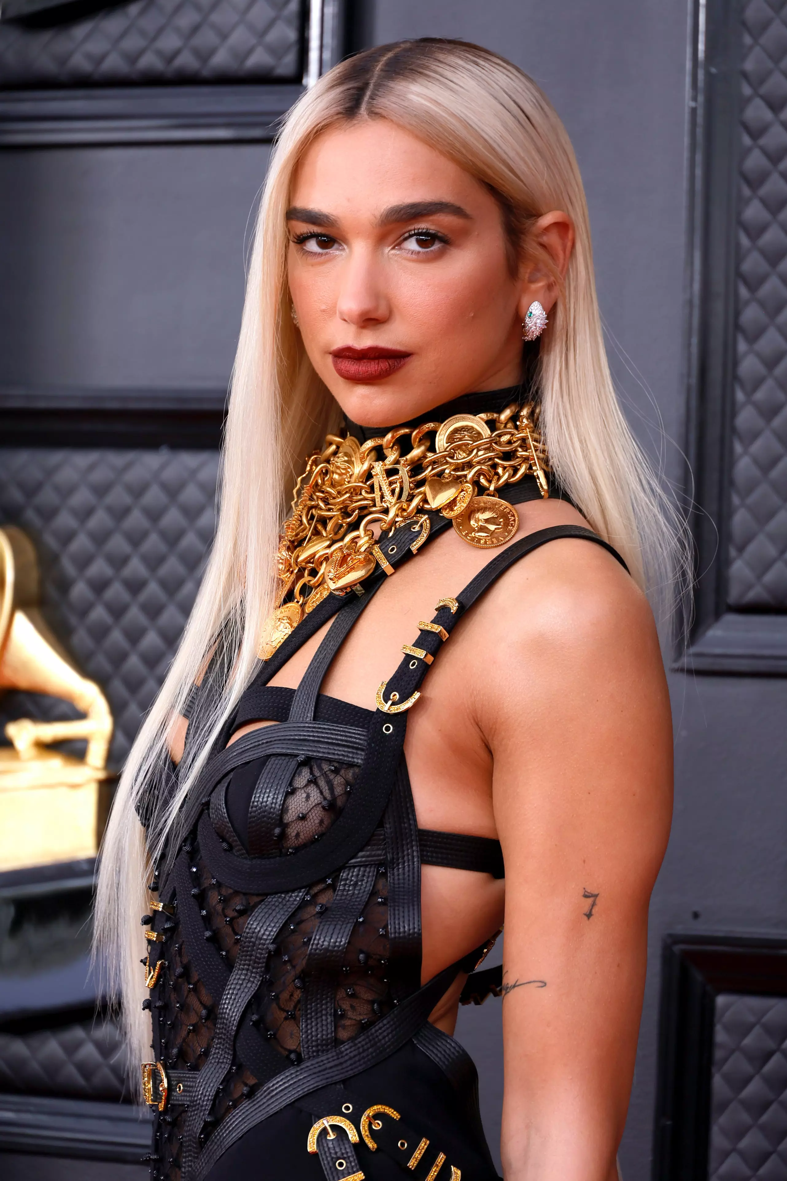 Tsy Niomana Amin'ny Fotoan'ny Baomba Blonde an'i Dua Lipa Tamin'ny Grammys aho