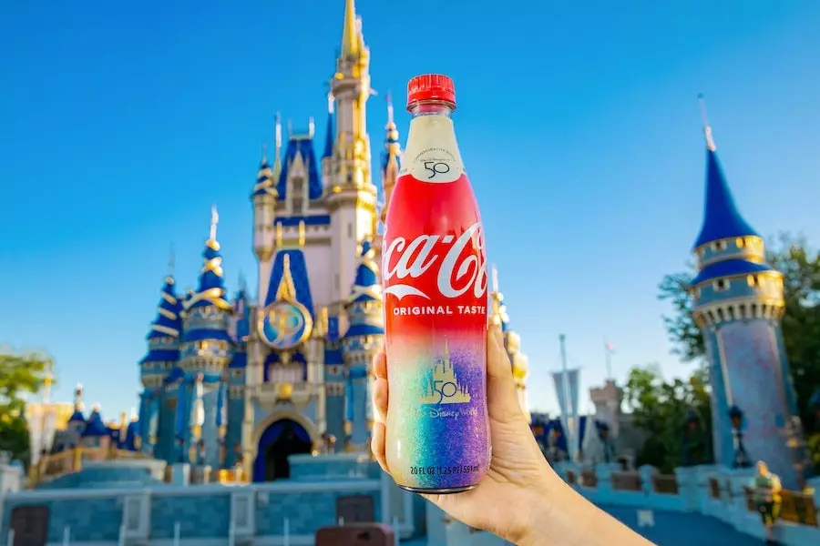 Сверкающие, переливающиеся новые бутылки Coca-Cola от Disney World — настоящее волшебство