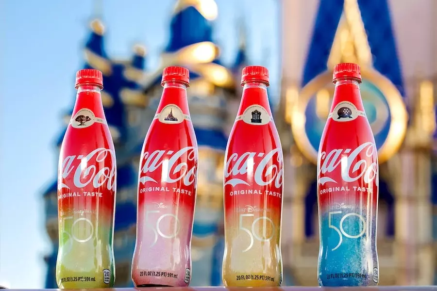 Şûşeyên Coca-Cola-ya 50-emîn salvegera nû ya Disney World di EARidescence de dibiriqe.