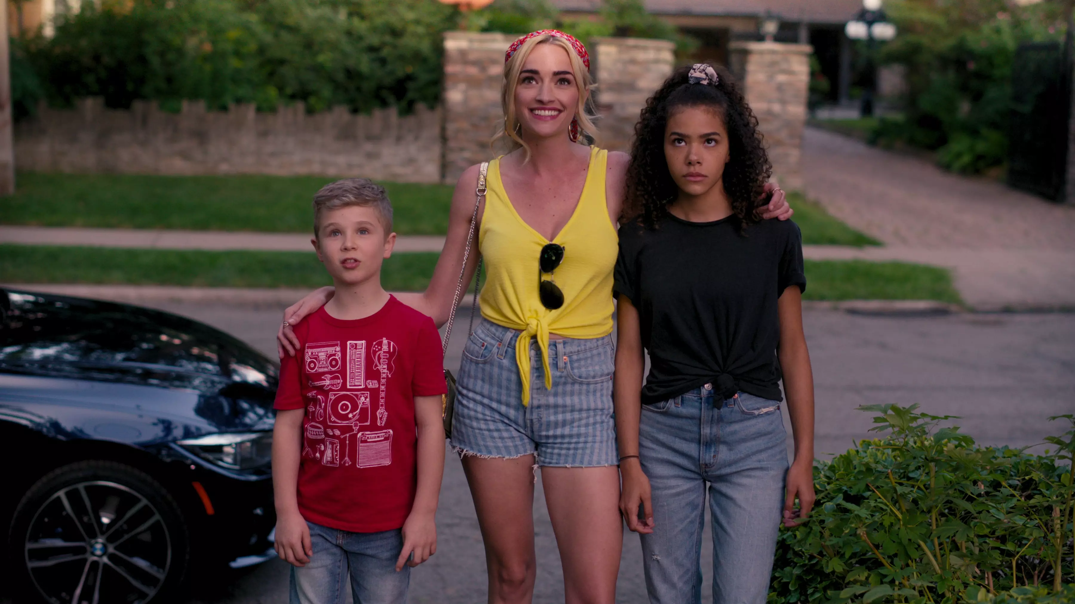 Austin Miller, (Diesel La Torraca), Georgia (Brianne Howey) și Ginny Miller (Antonia Gentry) în Ne...