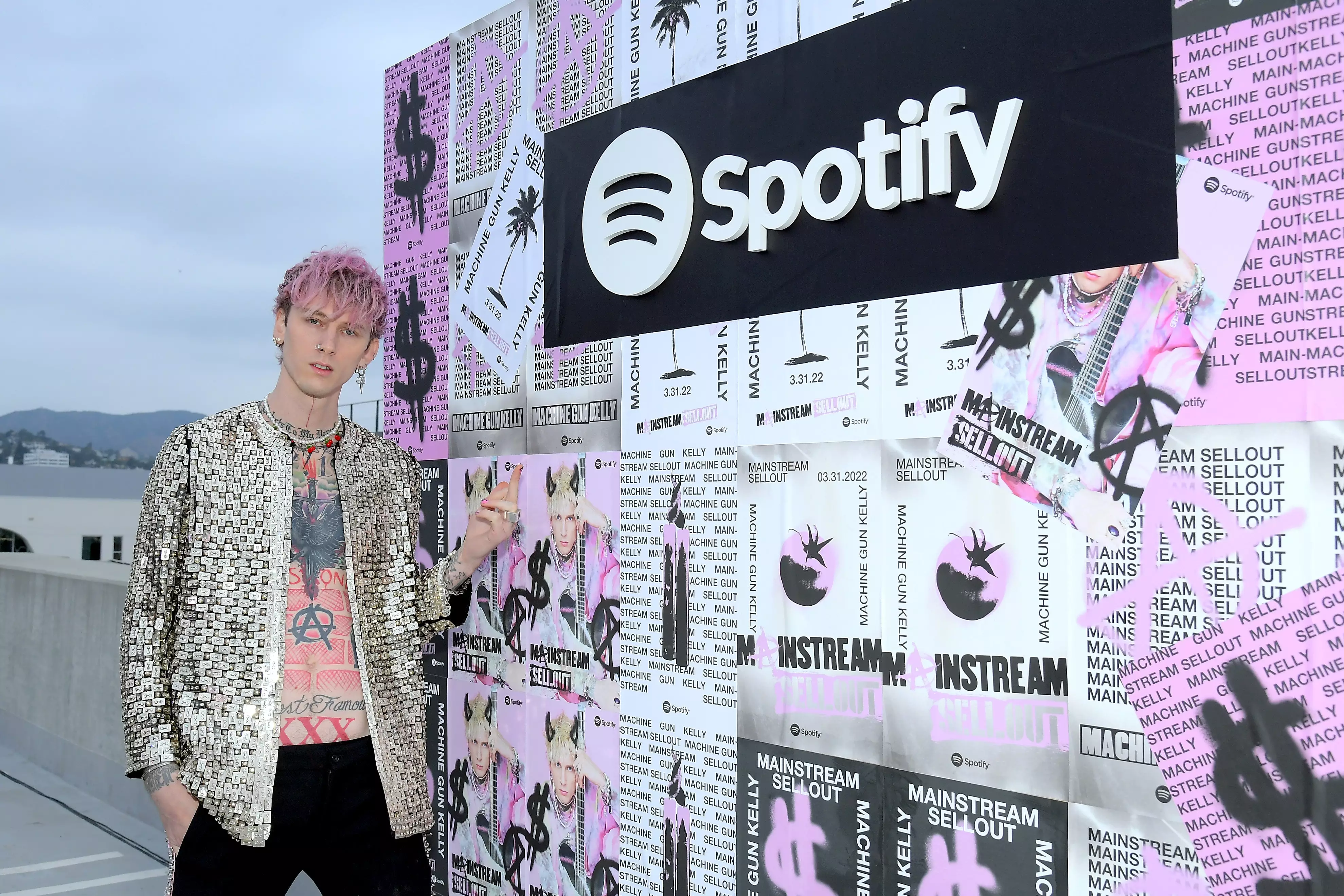 Machine Gun Kelly nimmt teil, während Spotify Machine Gun Kelly's feiert