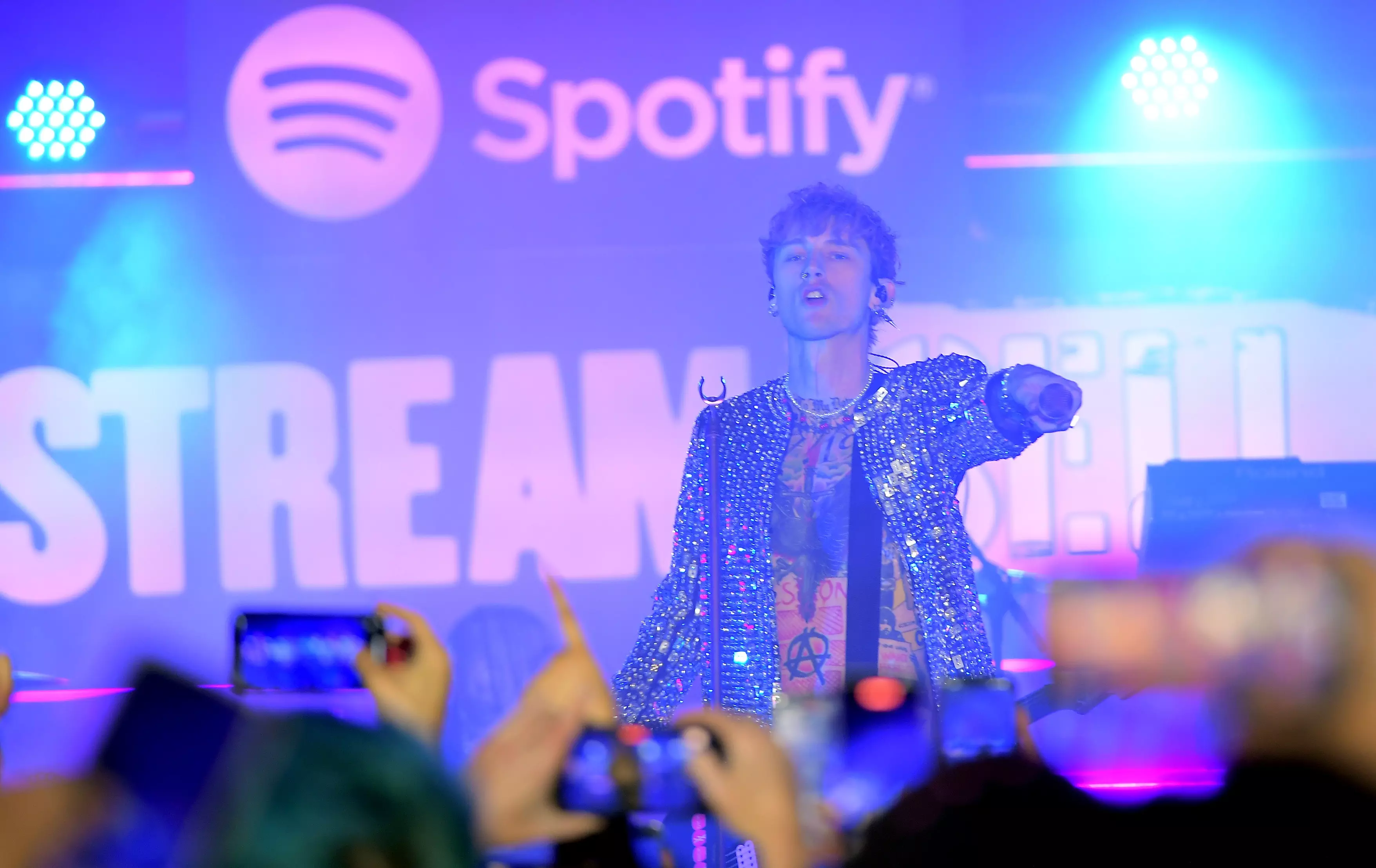 Machine Gun Kelly membuat persembahan di atas pentas sambil Spotify meraikannya