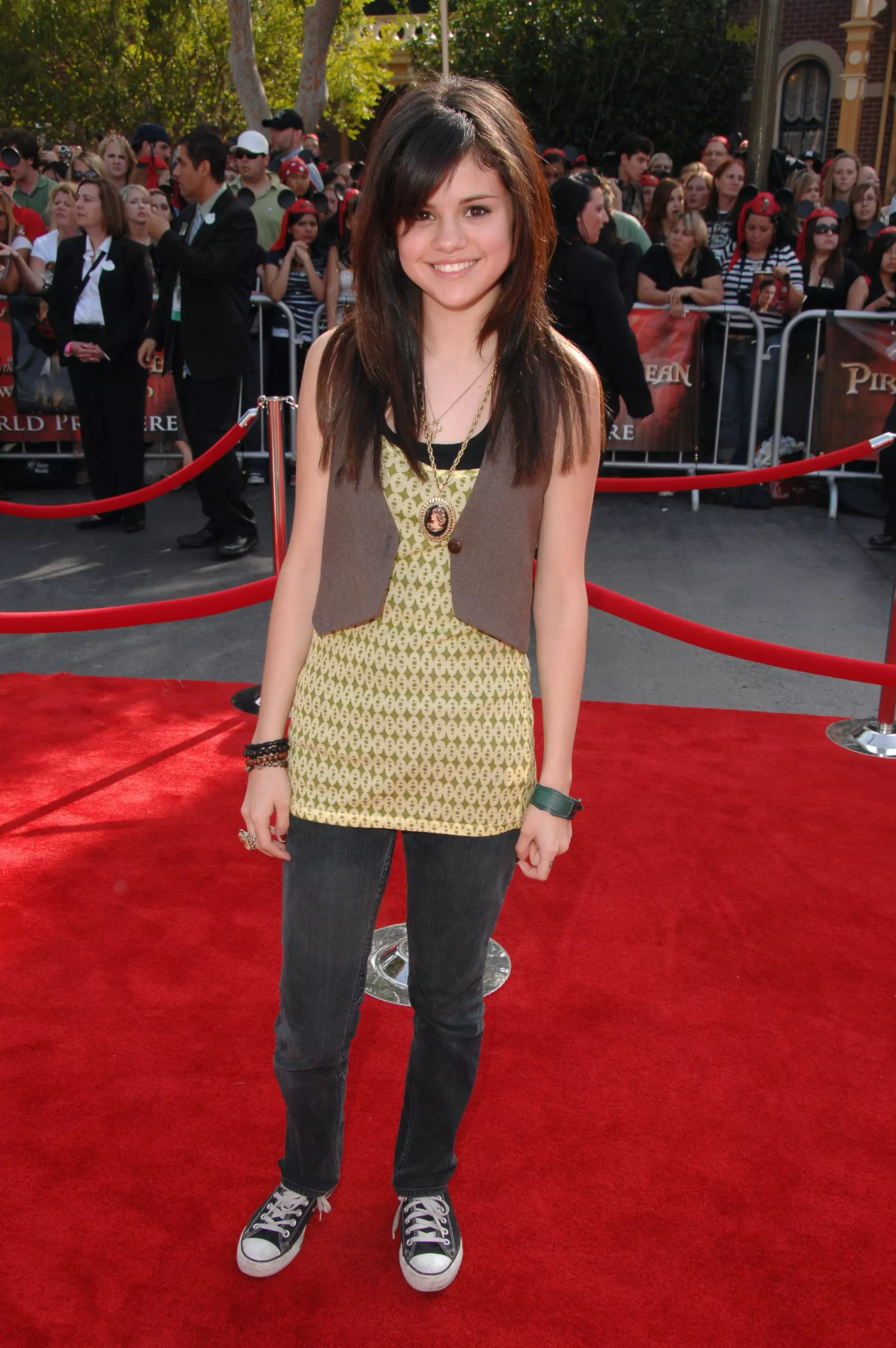 Selena Gomez ar y carped coch gyda bangiau ochr yn 2007.