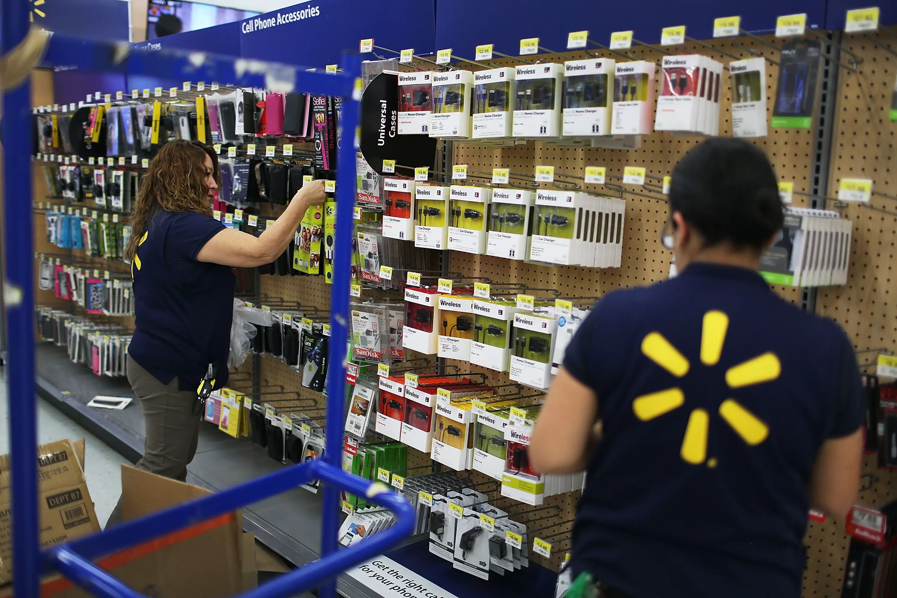 Pracovníci doplňují zásoby v obchodě Walmart, když se připravují na nakupující na Černý pátek.