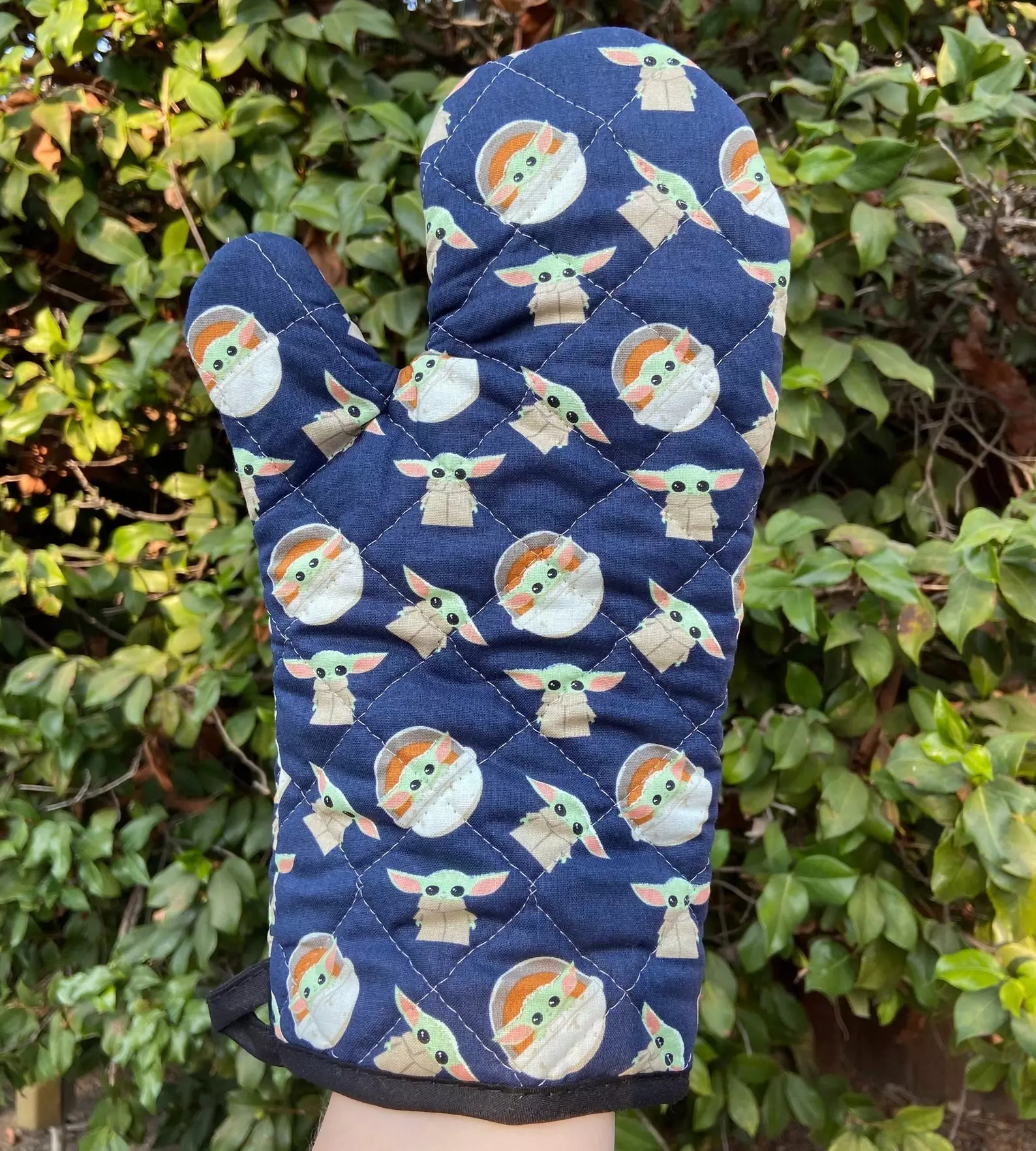 Gant de four fabriqué avec du tissu Baby Yoda mélangé