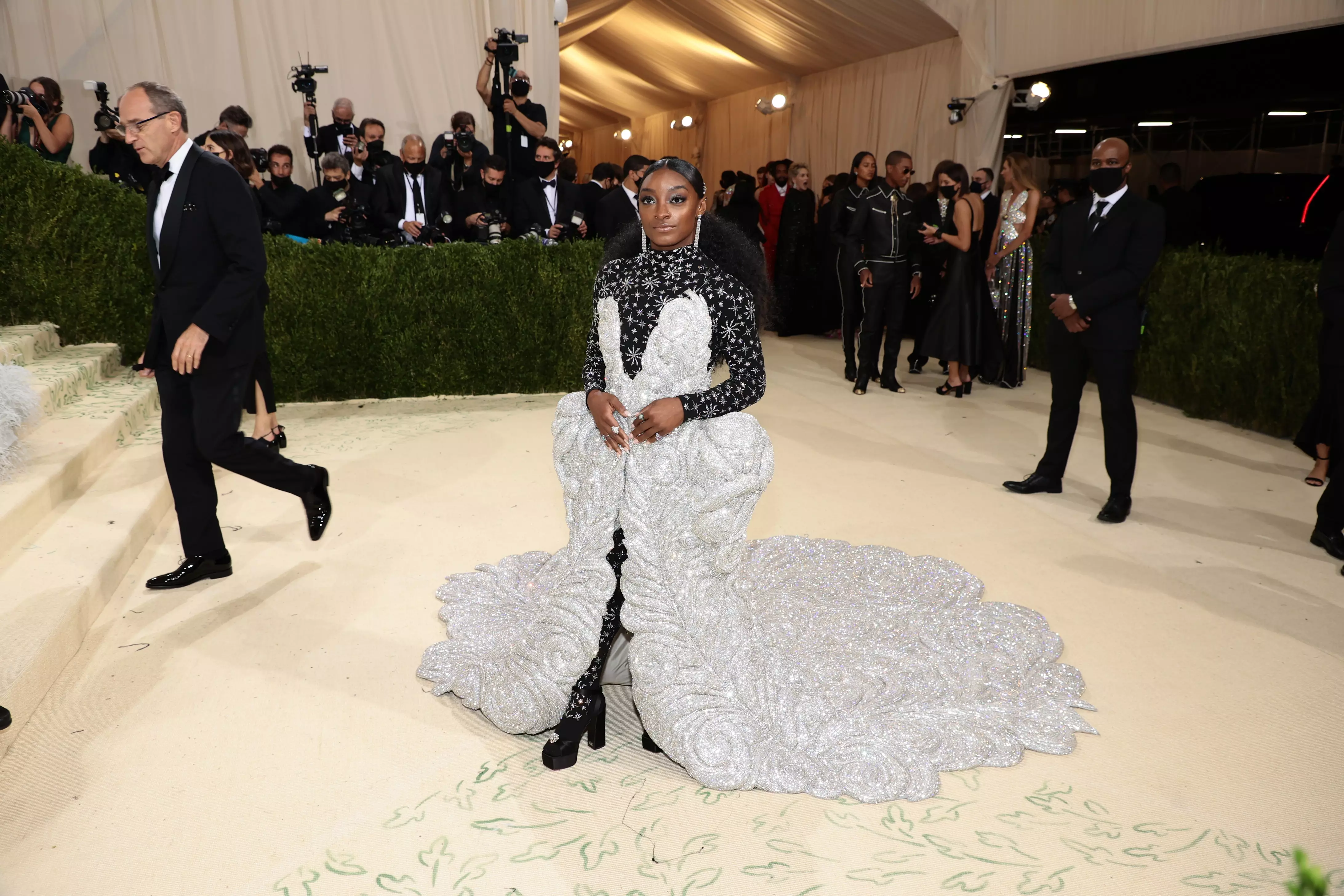 Simone Biles na-aga Met Gala 2021 na uwe 88-paụnd.