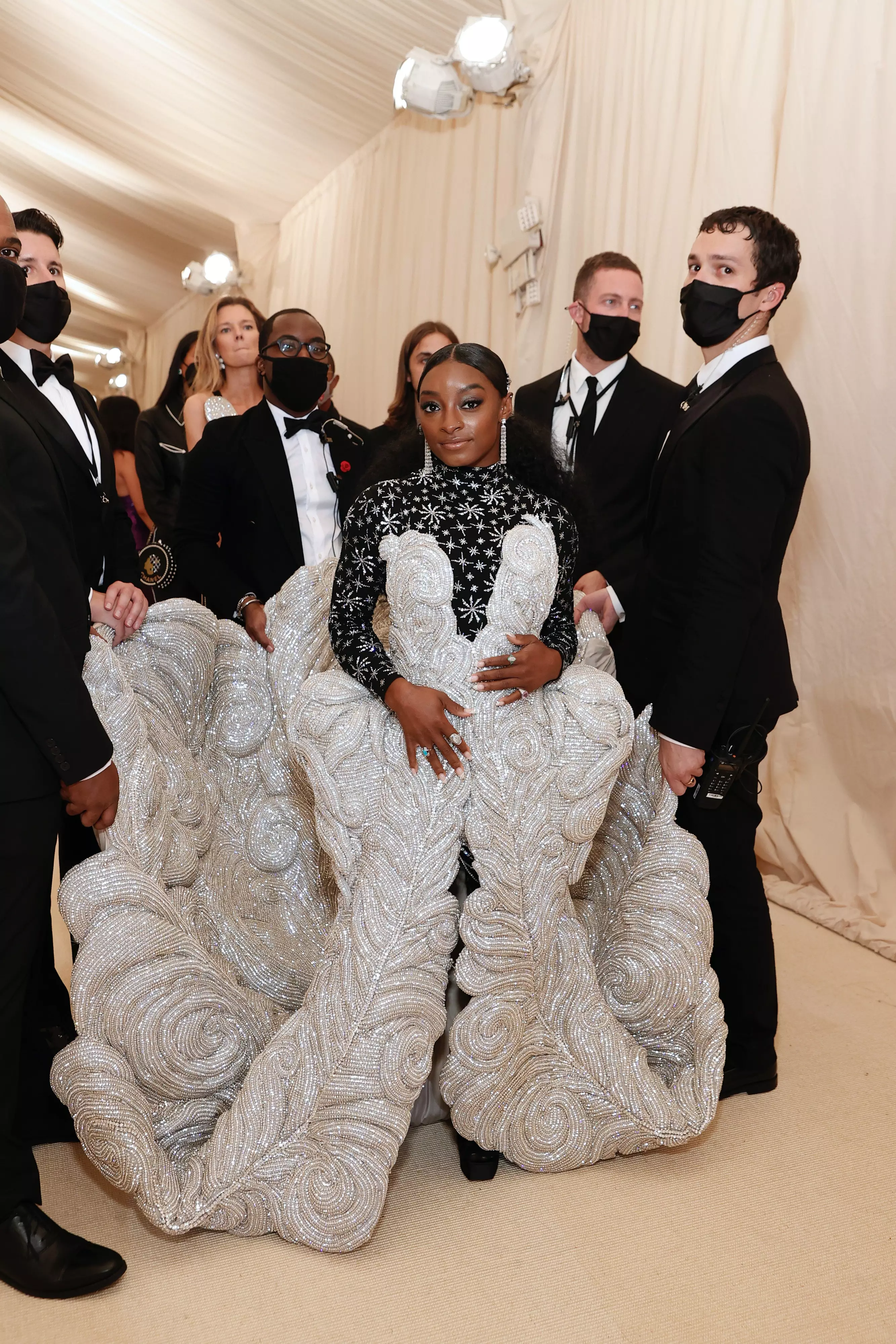 Simone Biles anopinda The 2021 Met Gala nevamiriri vekutakura gown rake