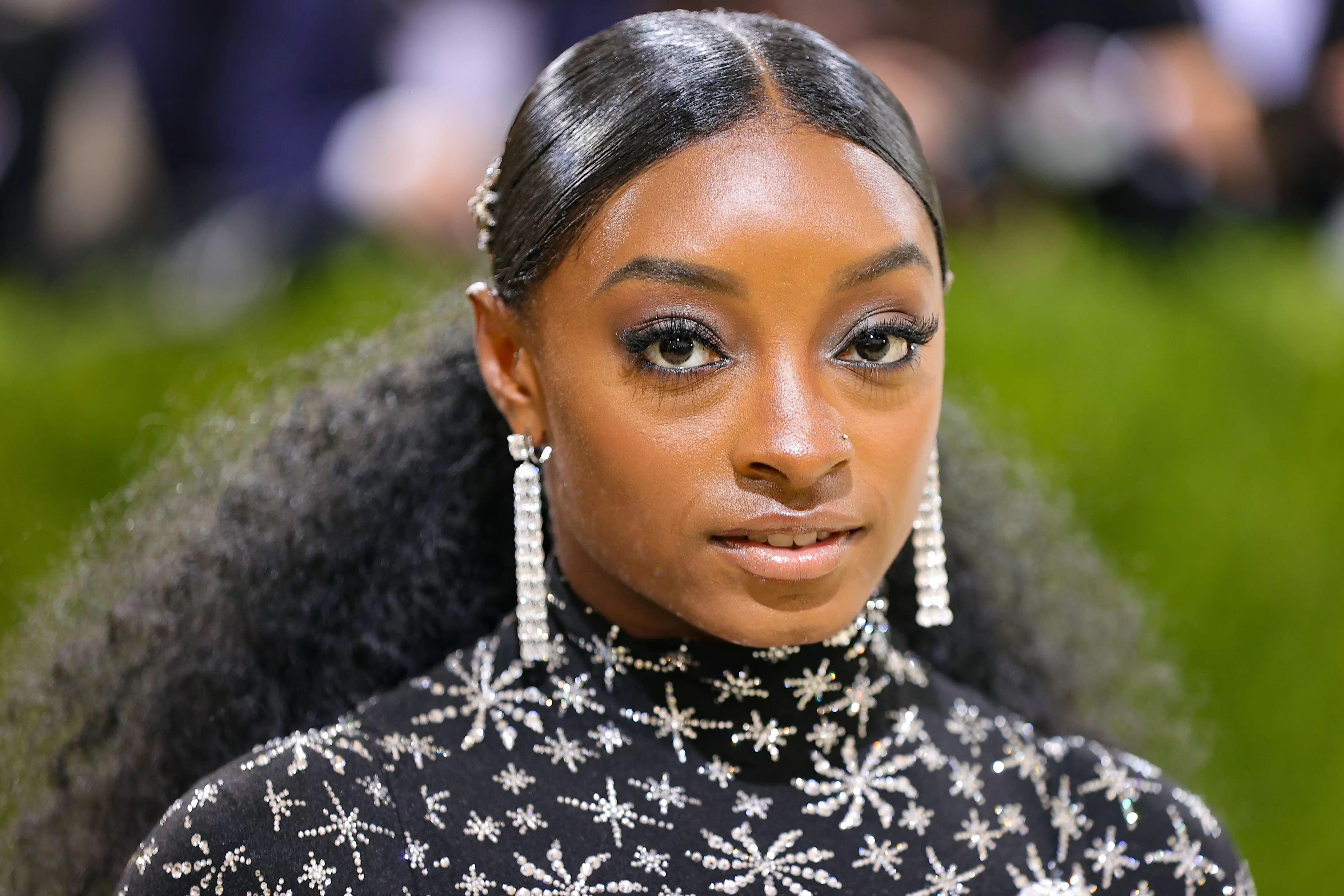 Simone Biles mayî ya Met Gala ya 2021-an sivik û sade girt