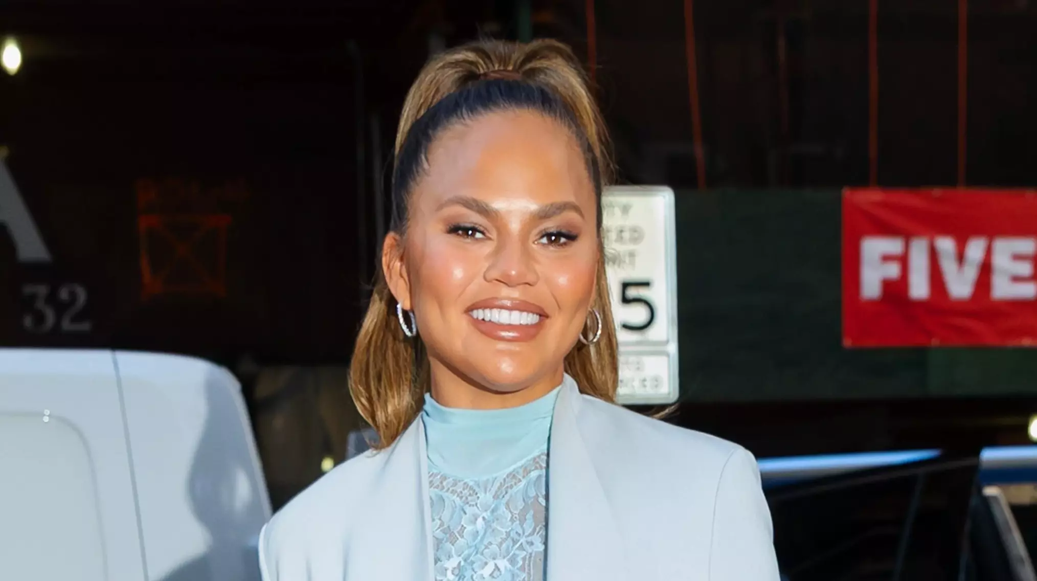 Chrissy Teigen ayaa bartiisa twitterka soo dhigtay wax ku saabsan 'Iibinta Qorrax dhaca'