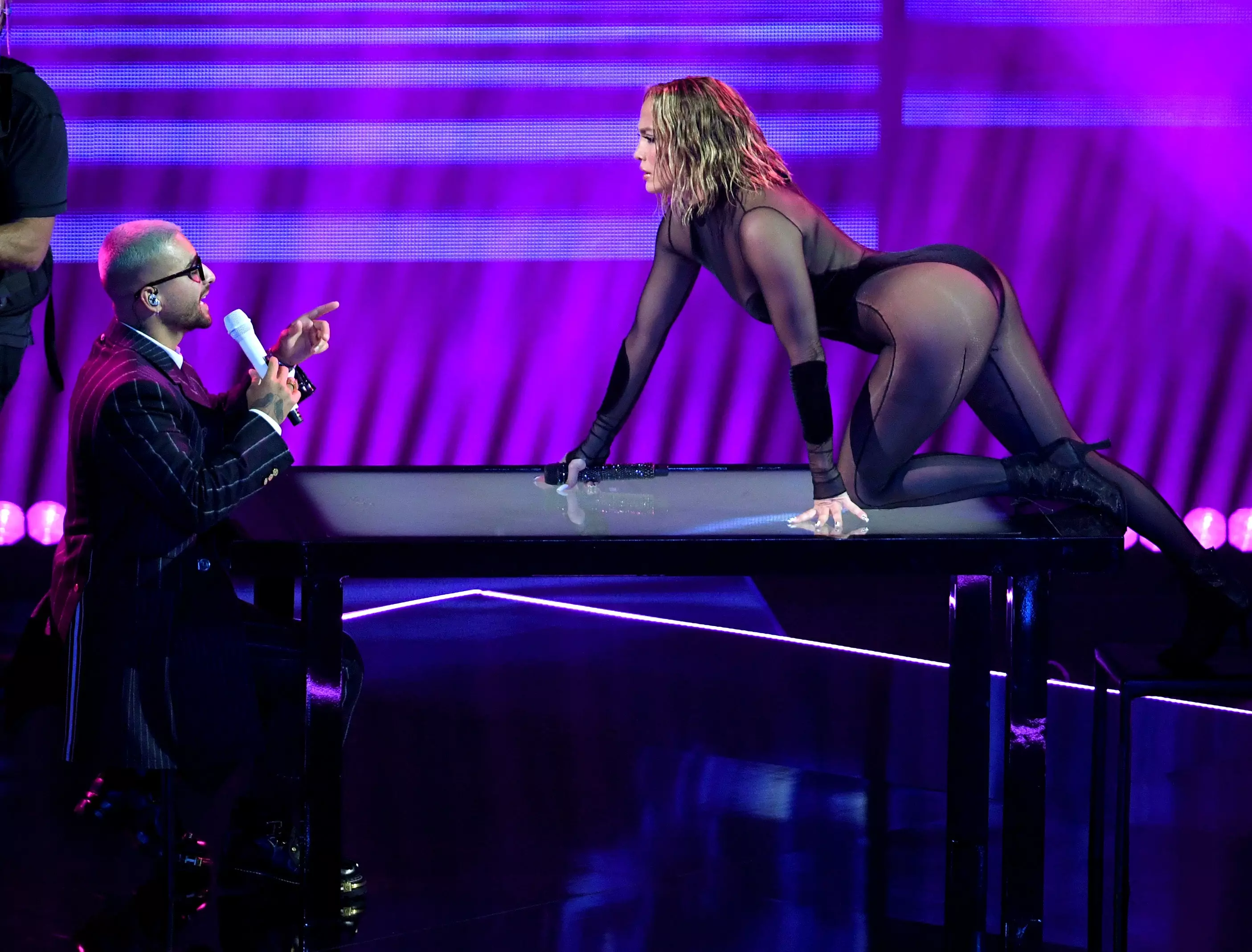 Things Got STEAMY AF giữa J-Lo và Maluma tại AMAs & Fans không thể giải quyết 109791_1