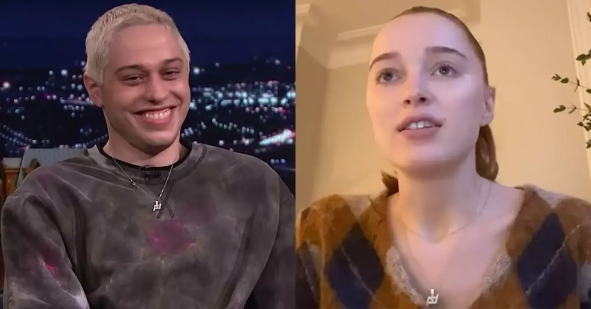 Pete Davidson agus Phoebe Dynevor ag caitheamh muincí meaitseála.