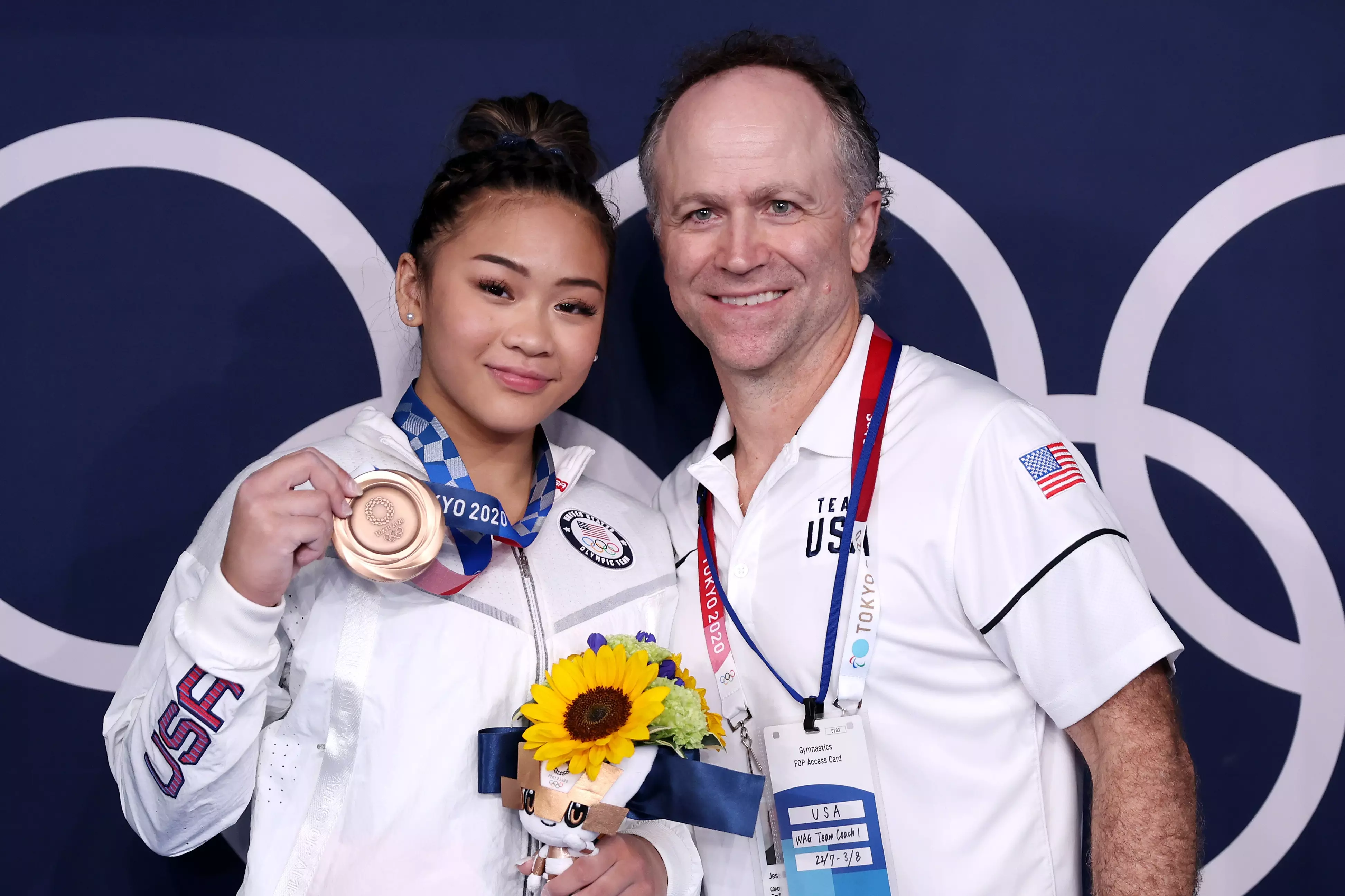 Arakunrin ibeji Jess Graba Jeff yoo ṣe ẹlẹsin Suni Lee lori ẹgbẹ gymnastics Auburn.