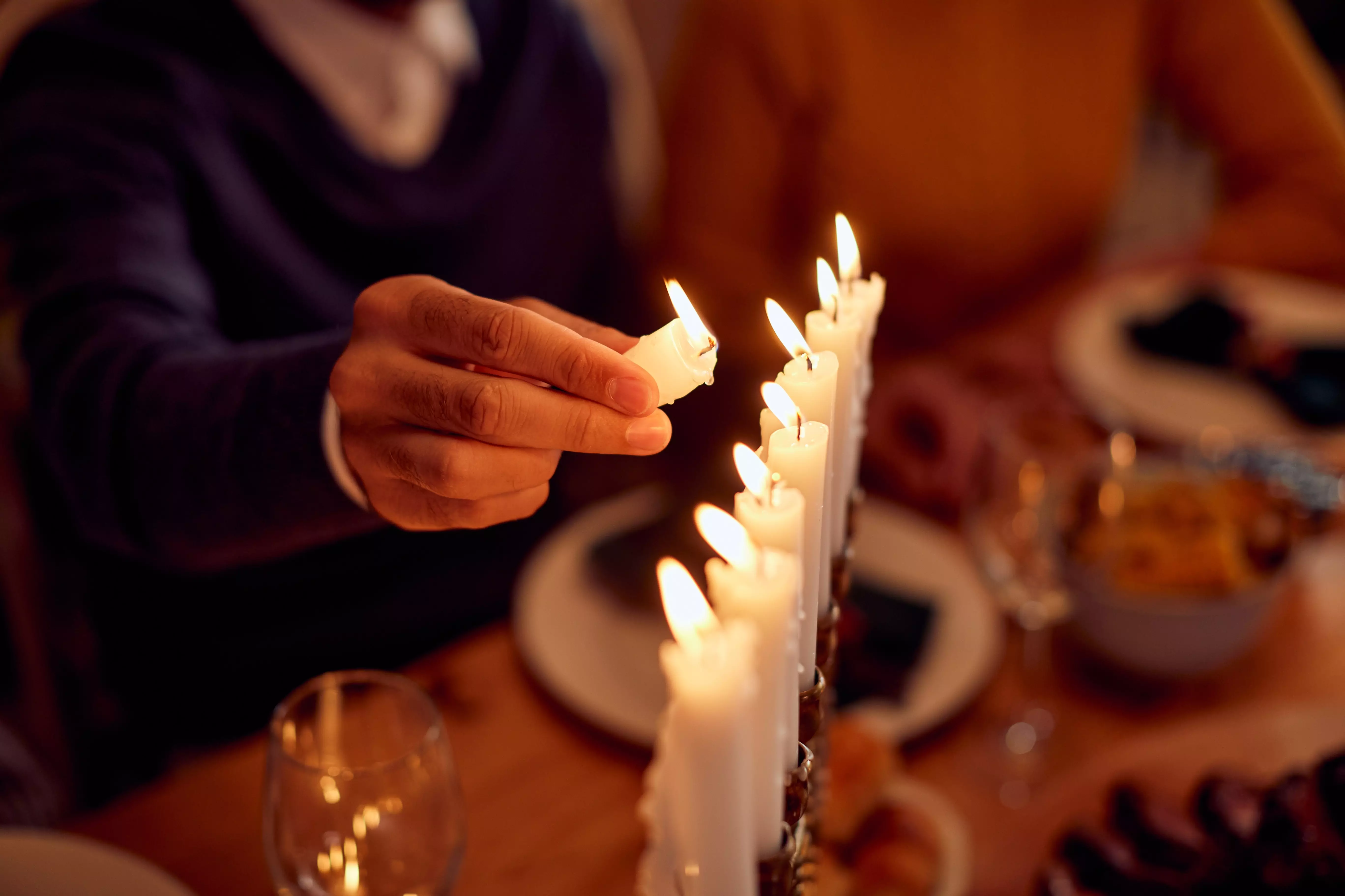 En familj som tänder menoran under middagen på Hanukkah är något du behöver ha hanukka-tema...