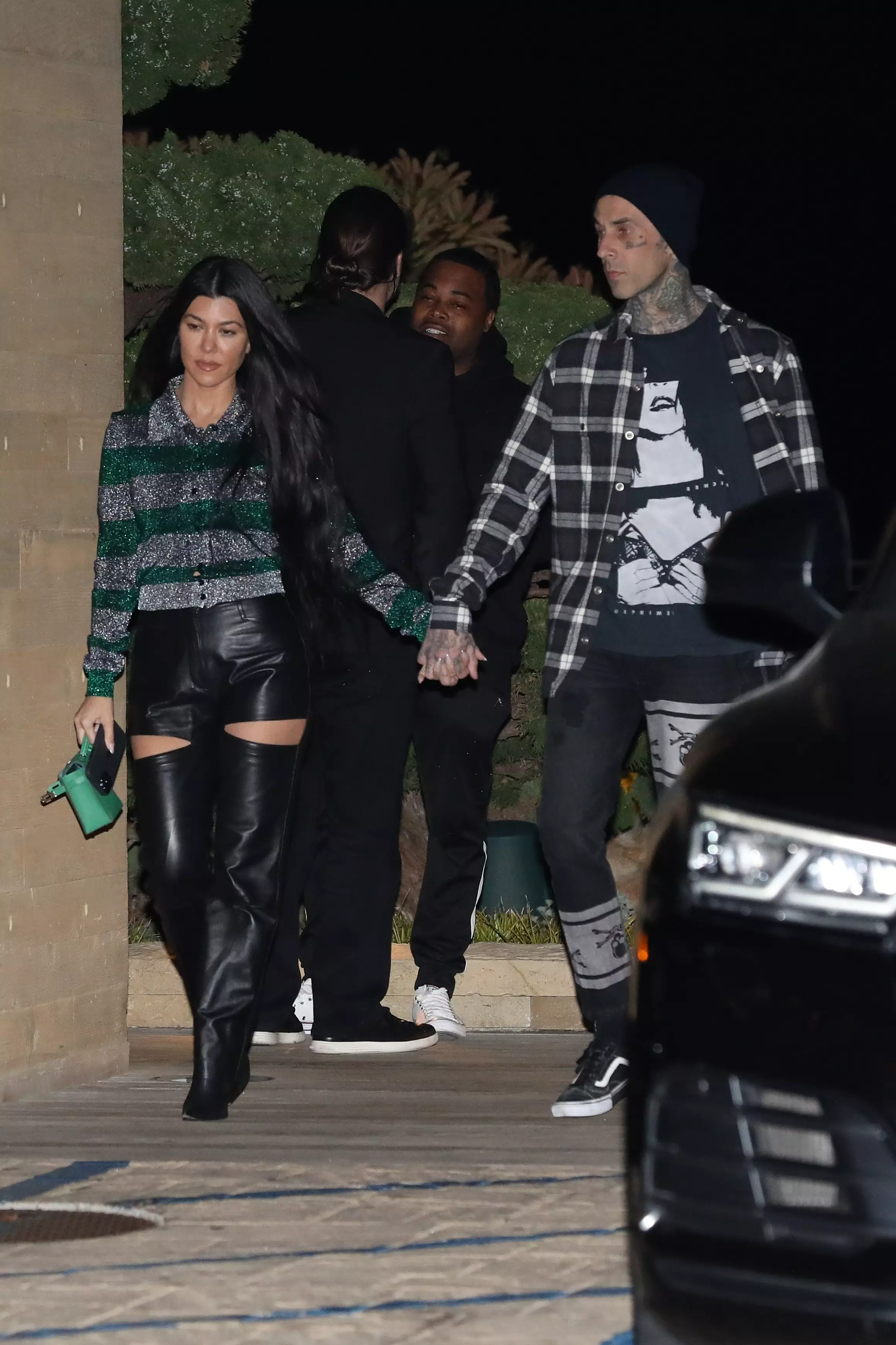 MALIBU, CA - 20 MAS: Yo wè Kourtney Kardashian ak Travis Barker nan restoran Nobu le 20 mas...