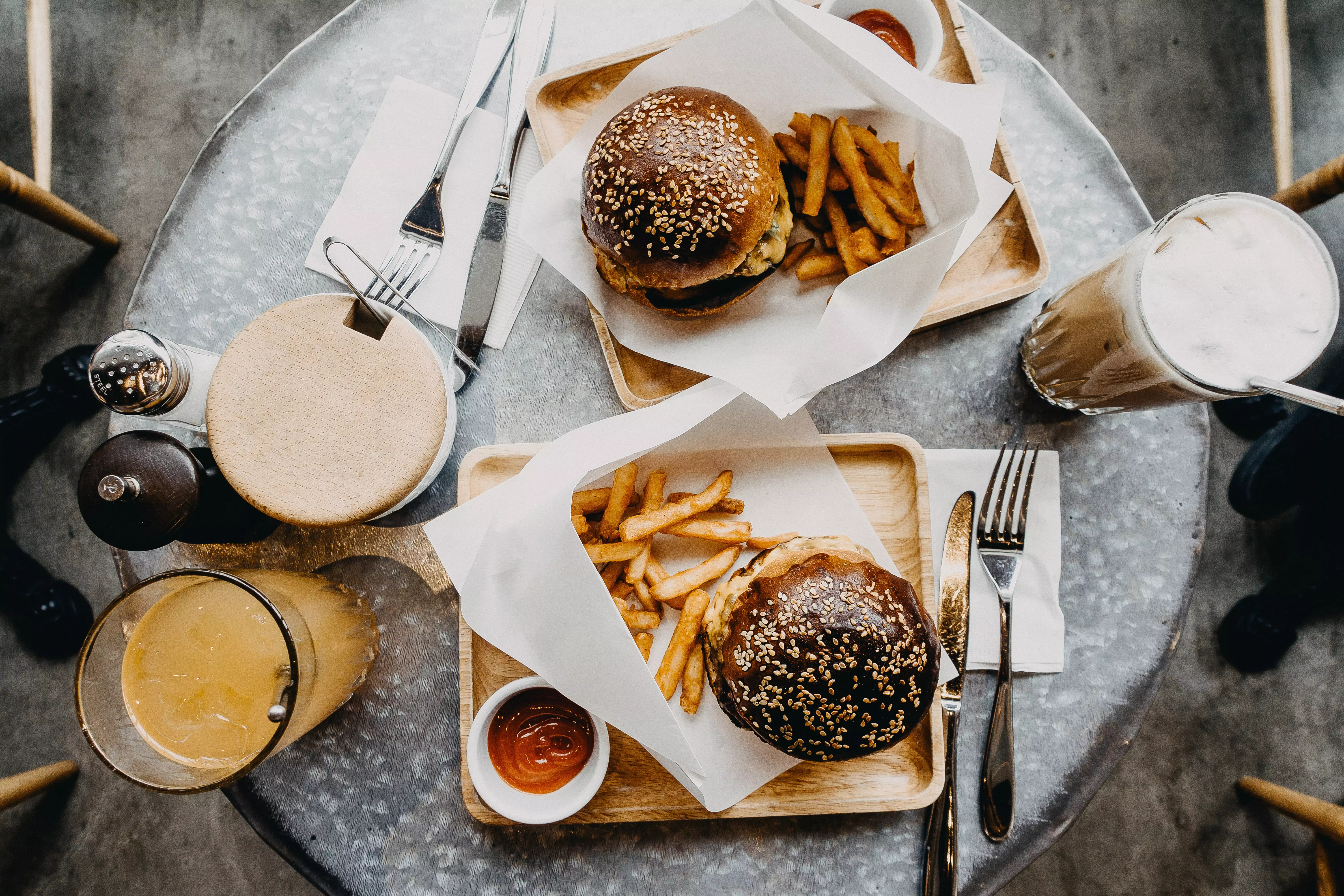 Burger lan gorengan minangka panganan sing apik kanggo nedha bengi karo wong liya.