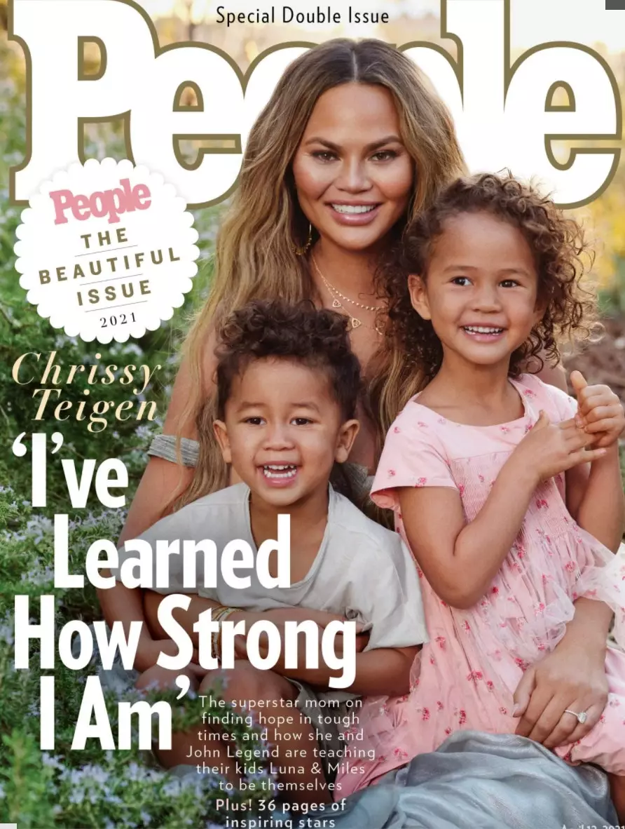 Chrissy Teigen dan anak-anaknya menghiasi muka depan majalah People.