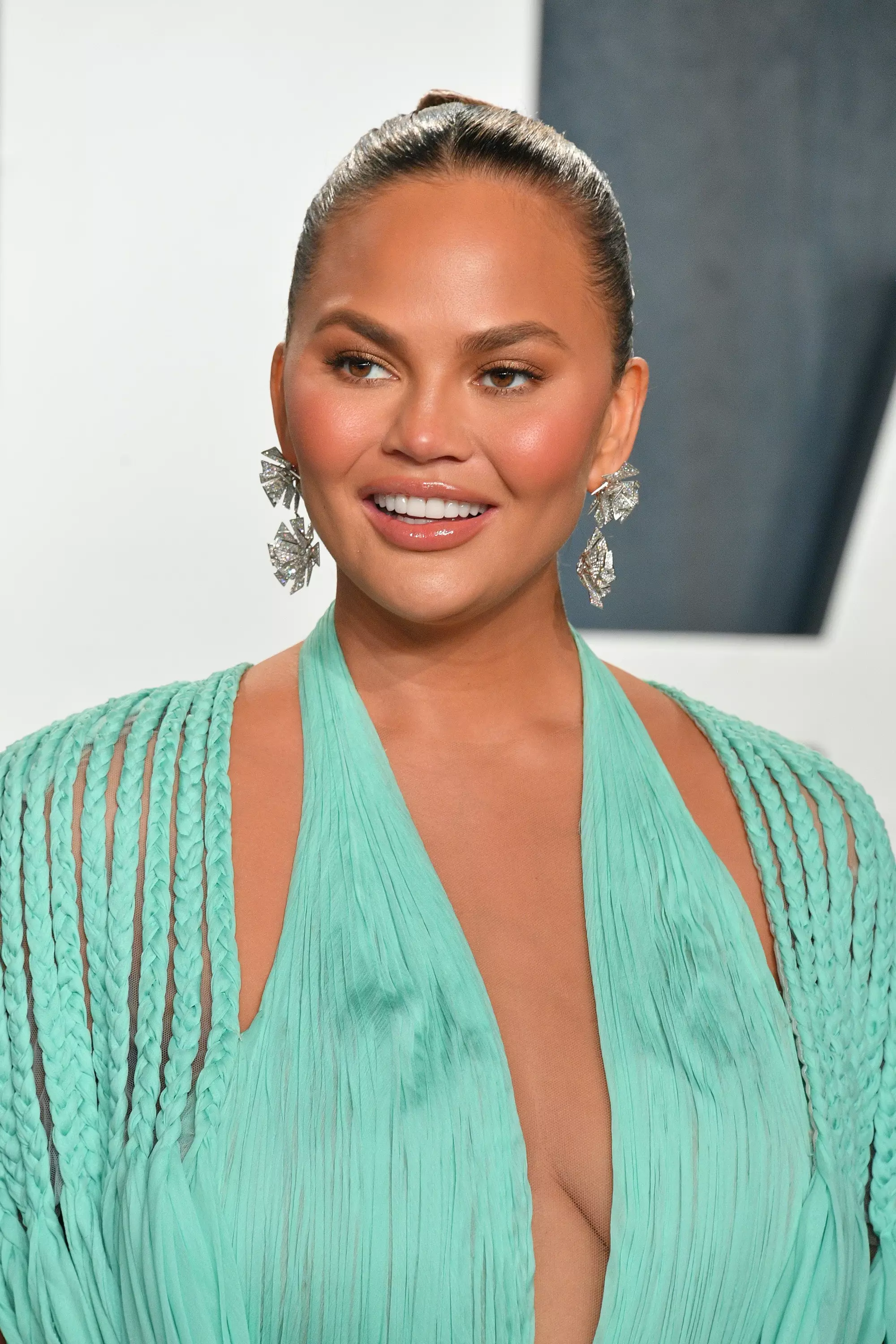 BEVERLY HILLS, CALIFORNIA - FEBRUARY 09: Si Chrissy Teigen mitambong sa 2020 Vanity Fair Oscar party hos...