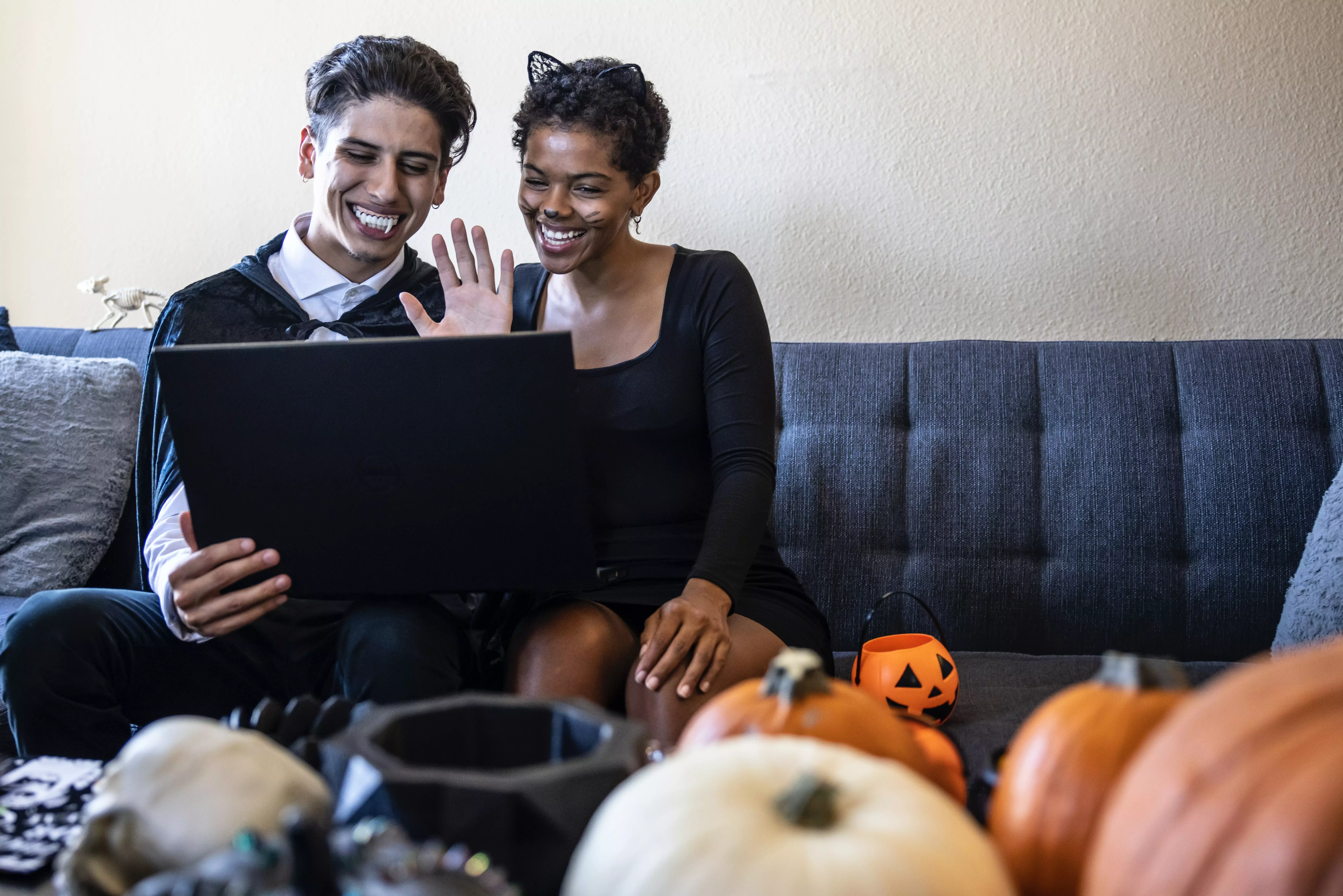 Kaks sõpra tähistavad Halloweeni virtuaalselt ja naeratavad pildi peale, mis Halloweeniga hästi sobiks...