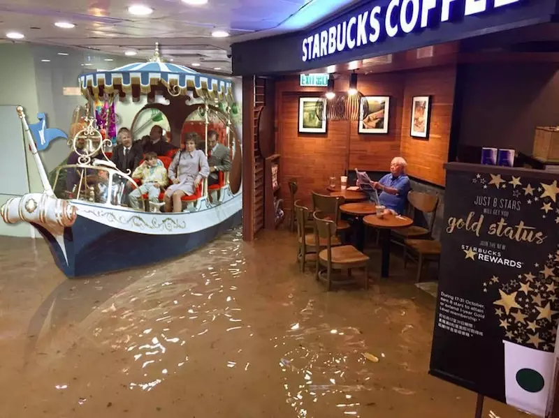 Šis mierīgais vīrietis sēdēja Starbucks kafejnīcā, kamēr bija plūdi, un burtiski DGAF 122017_6