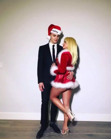 Ariel Lub caij ntuj no qhia tawm nws lub taub qab hauv Sexy Santa Suit Rau Christmas Pic Nrog BF 125355_2