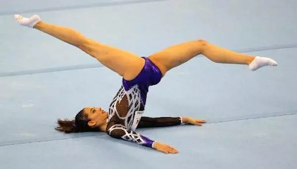 Gymnast yii Wa Labẹ Ina Fun Idije 'Ifihan' Rẹ Leotard 130773_2