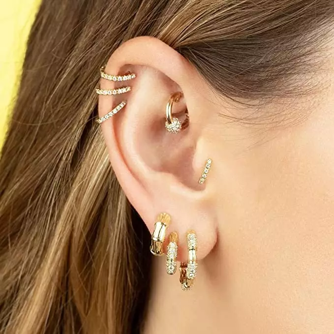 Tu perforación de cartílago merece una mejora de estilo: echa un vistazo a estos 11 hermosos aretes