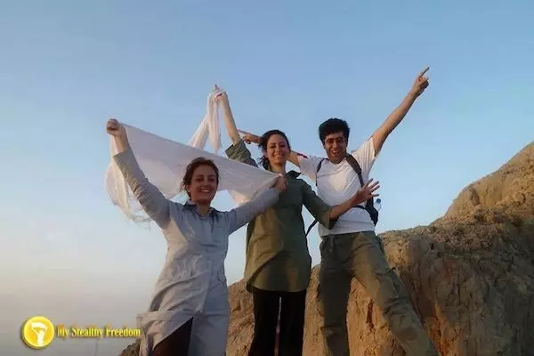 Les dones iranianes mostren els seus cabells per protestar contra la llei obligatòria del hijab (fotos) 131460_9