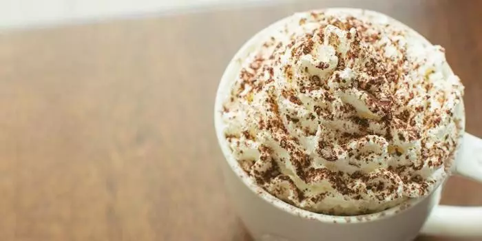 La Starbucks Tiramisu Latte Estas Ĉi tie Kaj Ĝi Aspektas Ĉiela (Fotoj)