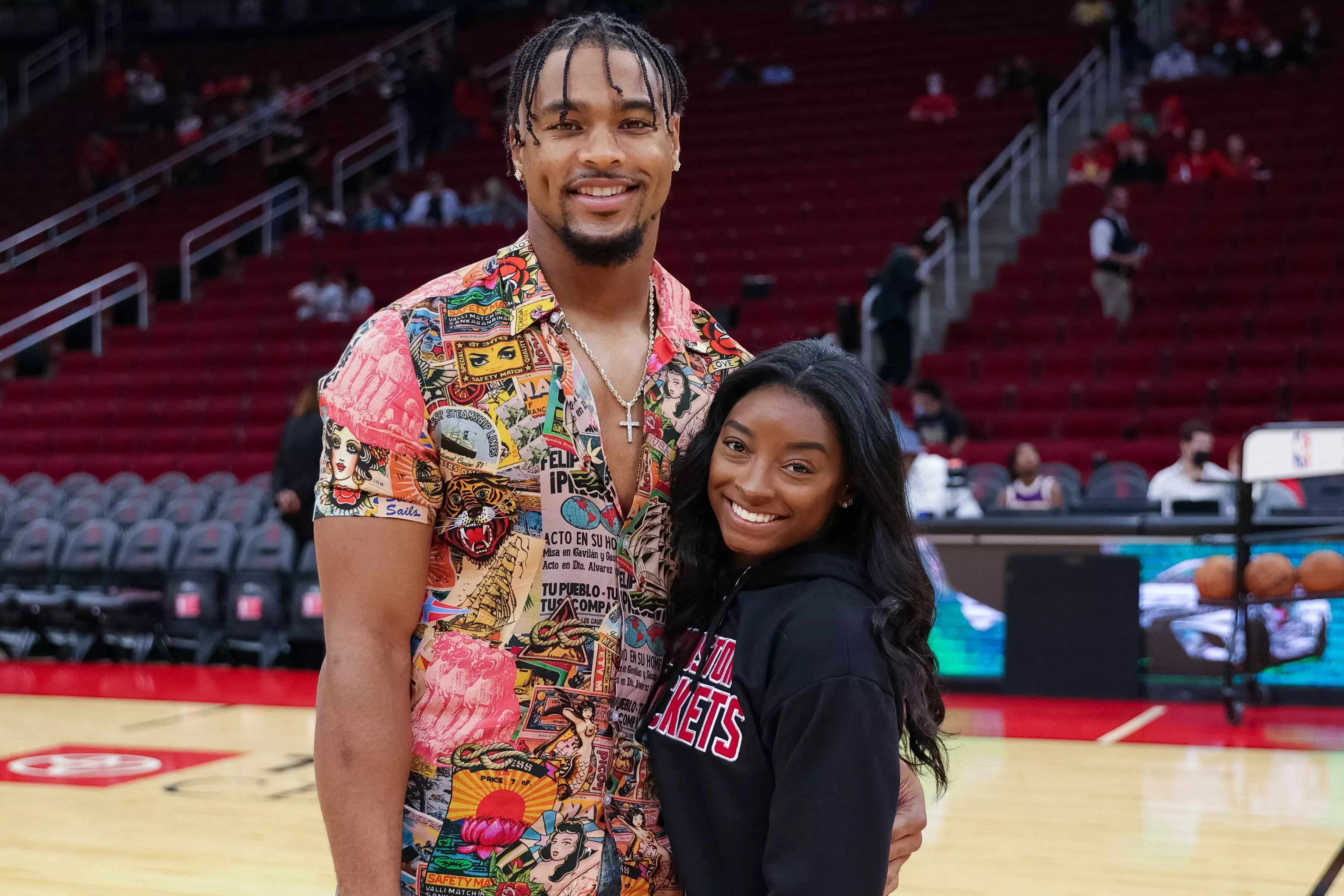 Jen Kiam Simone Biles Sciis, ke Fianĉo Jonathan Owens Estis Tiu