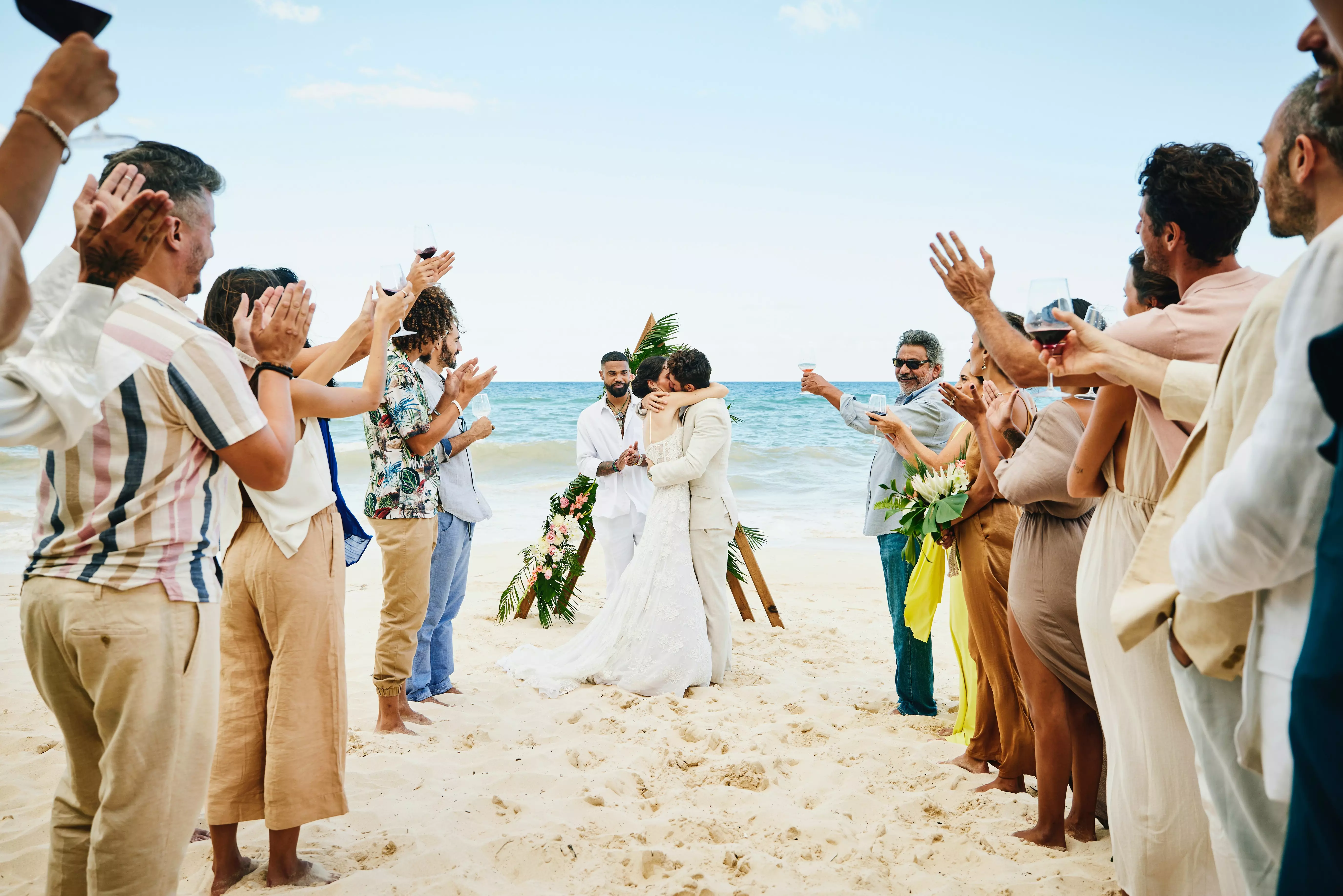 Una pareja que tiene una boda de destino se suma a lo que cuesta asistir a una boda en 2022.