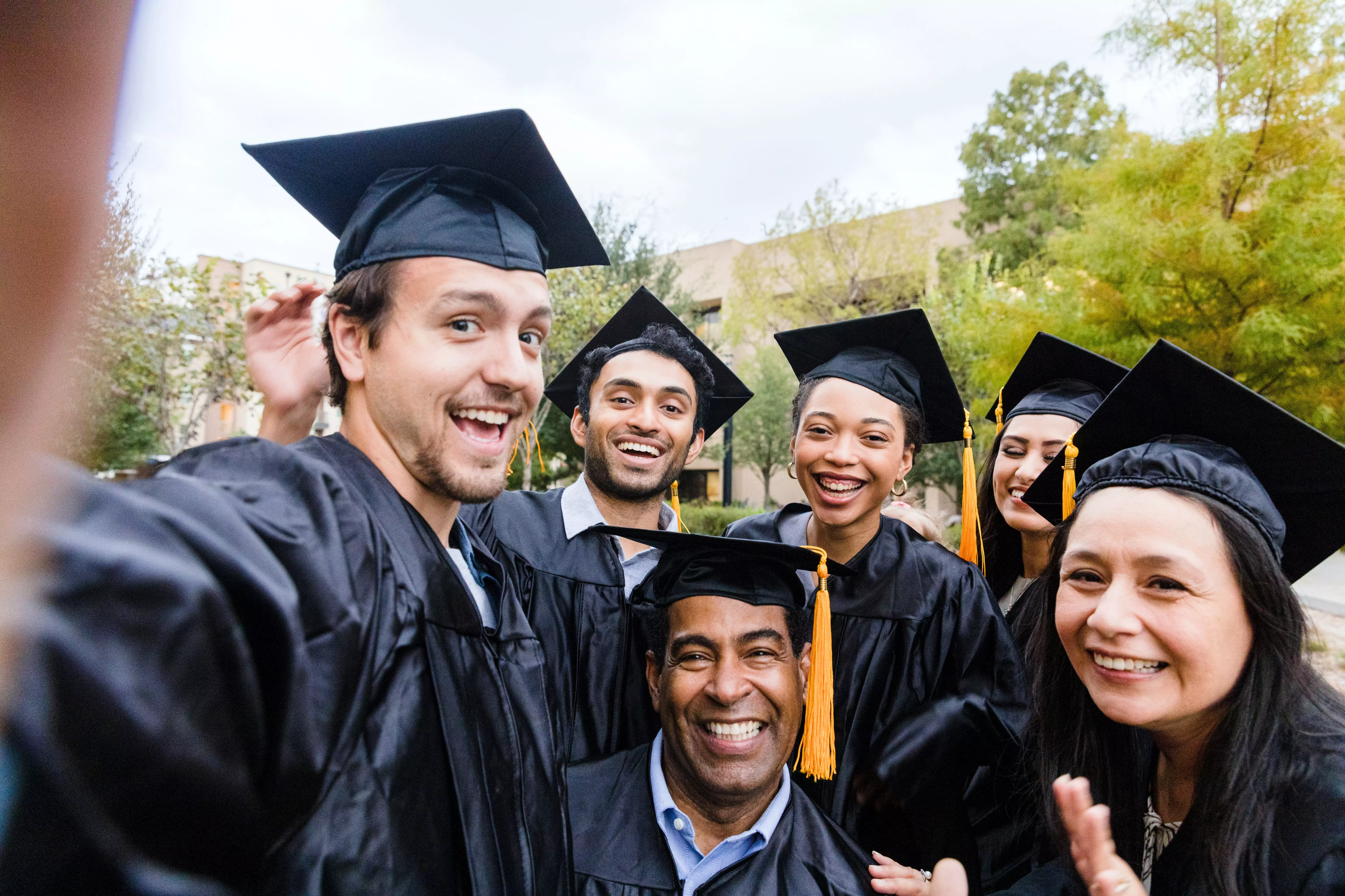 Preden se po diplomi razidejo, prijatelji pozirajo za selfie in uporabljajo maturantsko števec...