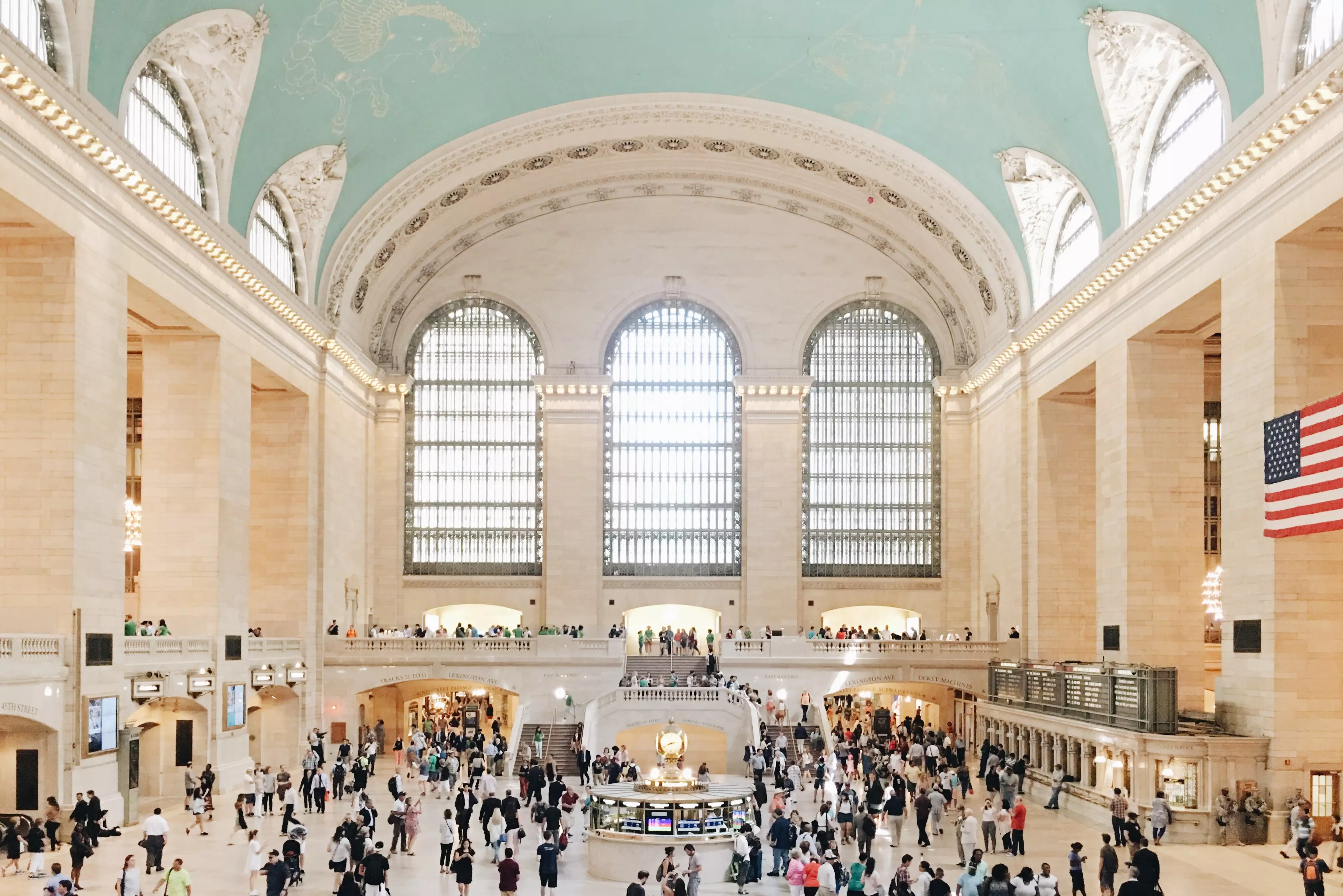 “Grand Central Terminal” her janköýeriň görmeli “Gybatçy gyz” NYC ýeridir.