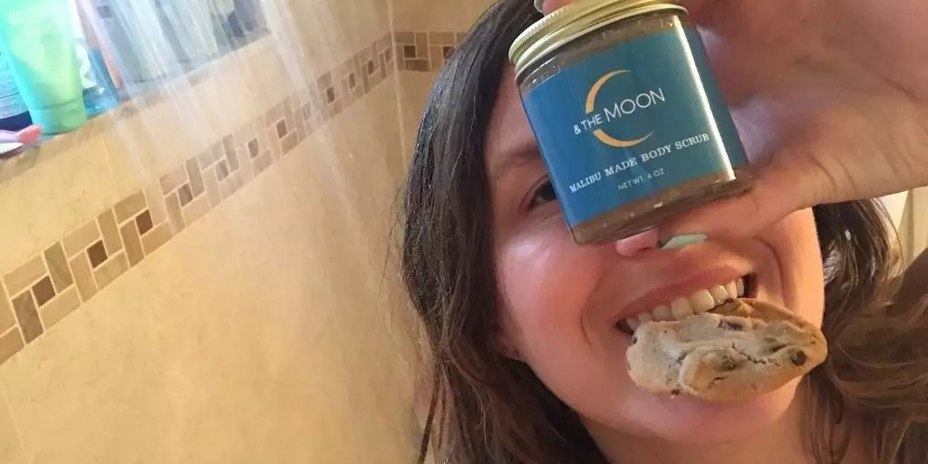 Rachel Varina makan biskut semasa mandi sambil mencuba Malibu Made Body Scrub oleh C & The Moon untuk...