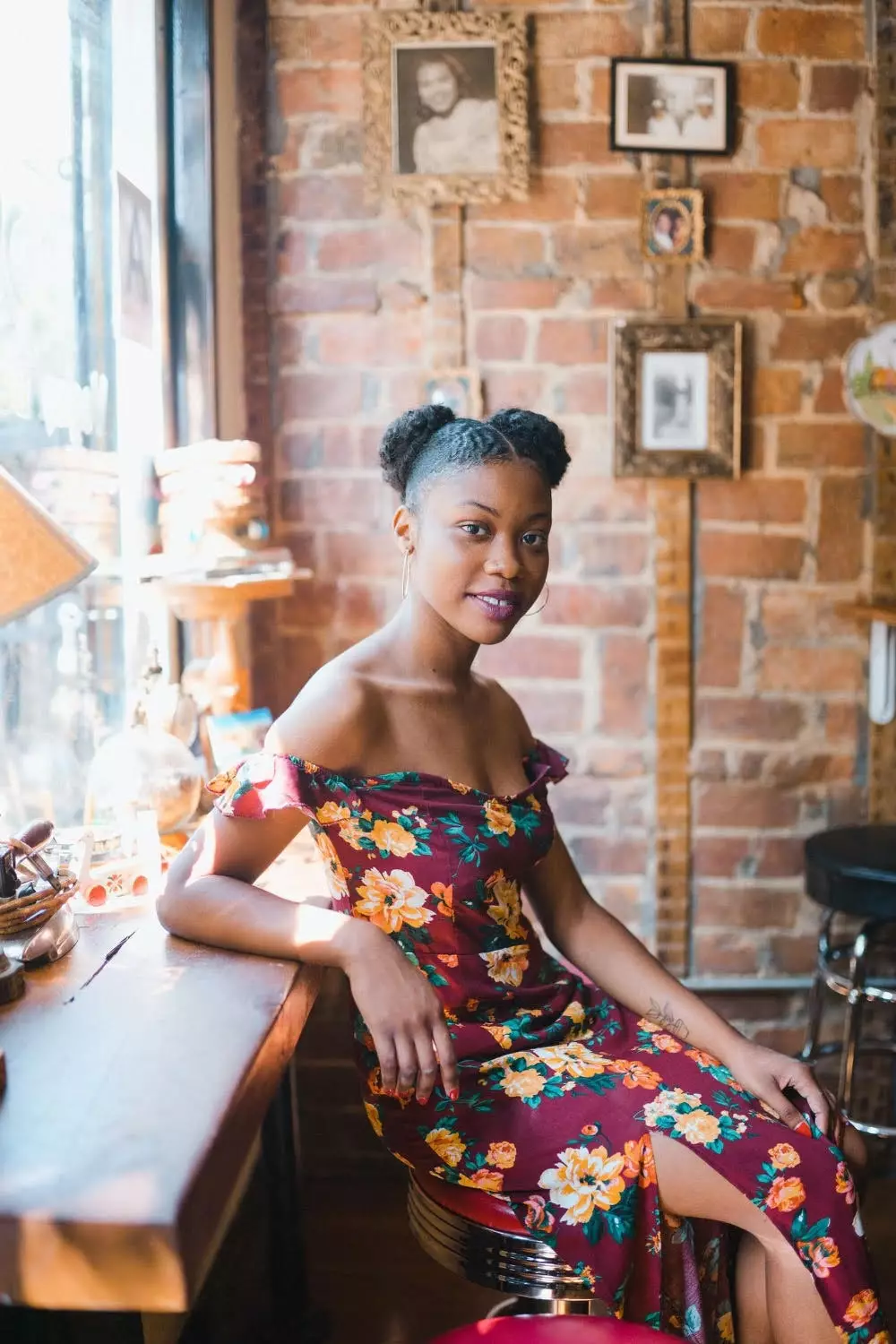 Vegan restaurateur Francesca Chaney yicaye kuri konte ya resitora ye, Sol Sips.