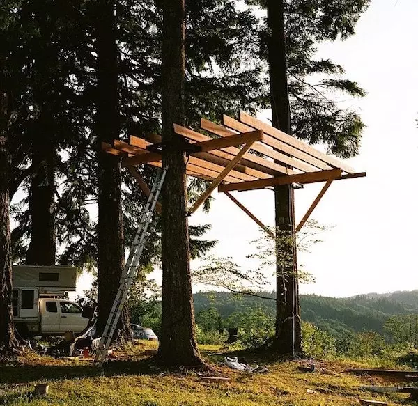 Un tipo constrúe a casa na árbore dos seus soños cunhas vistas absolutamente impresionantes (fotos) 15933_3