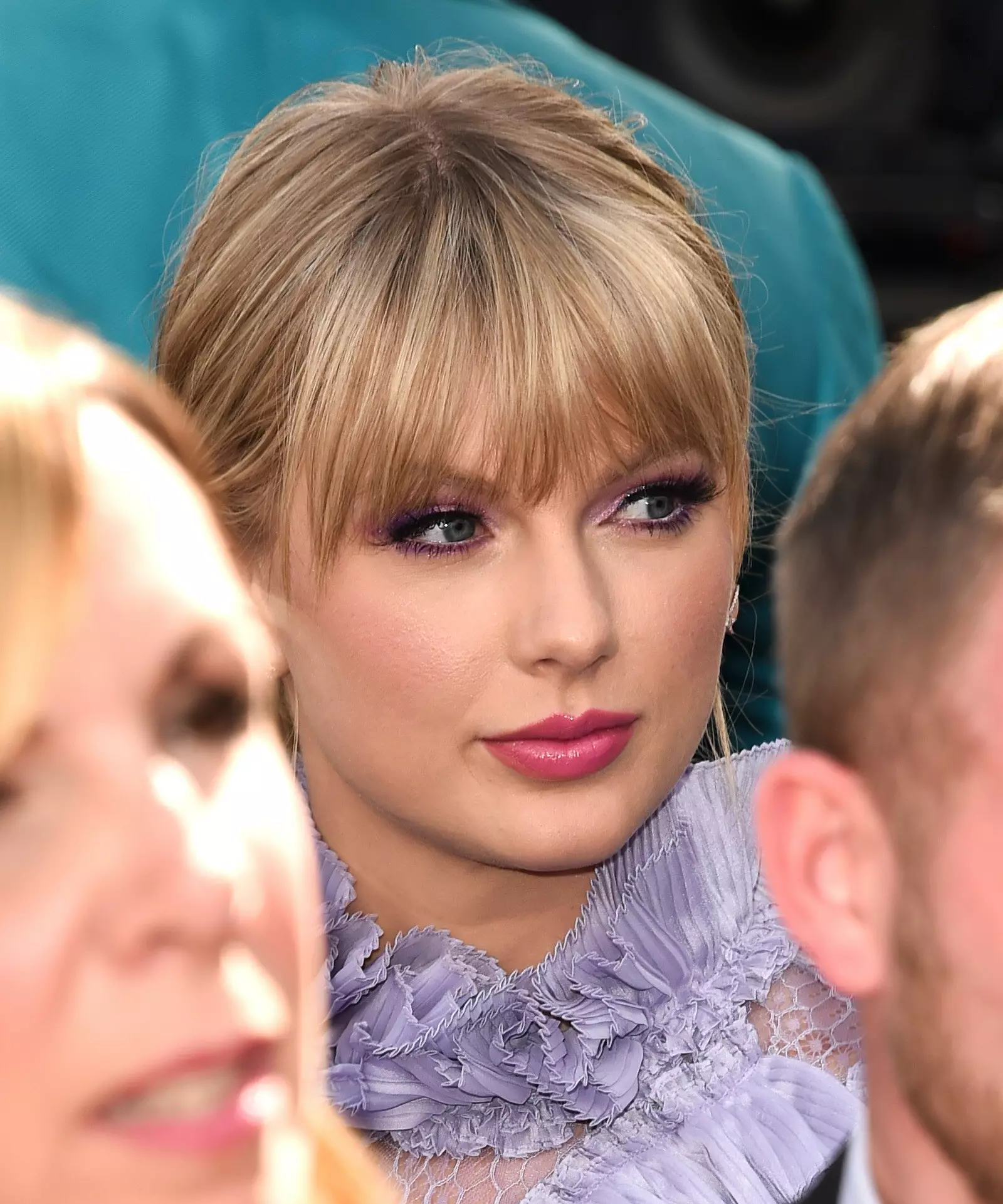 Taylor Swift biss libes miljun ruffles fuq it-tapit l-aħmar tal-BBMAs u ma nistax inħares 'il bogħod