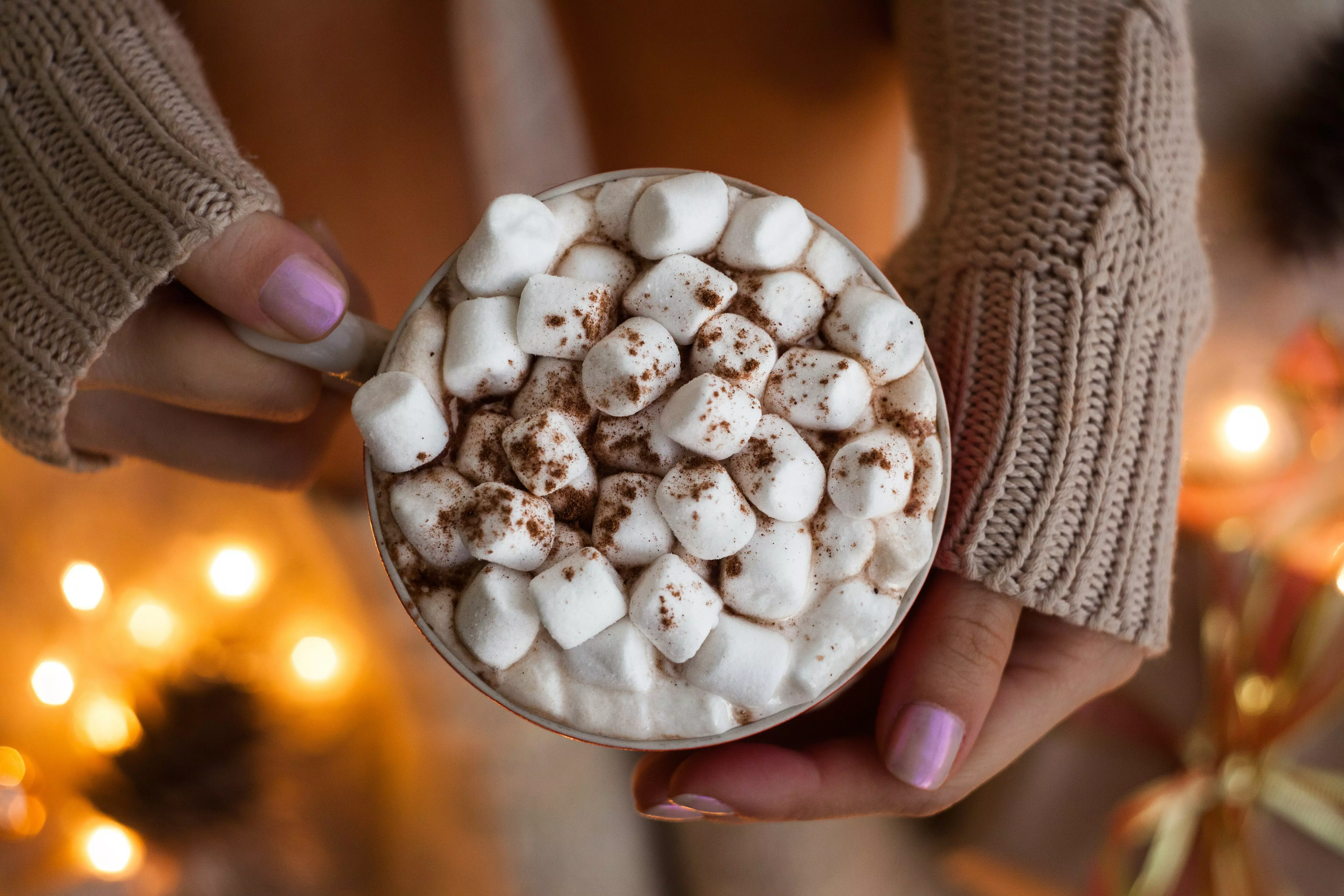 Di destên jinekê de qedehek mezin a çîkolata germ a bi marşmallow digire.