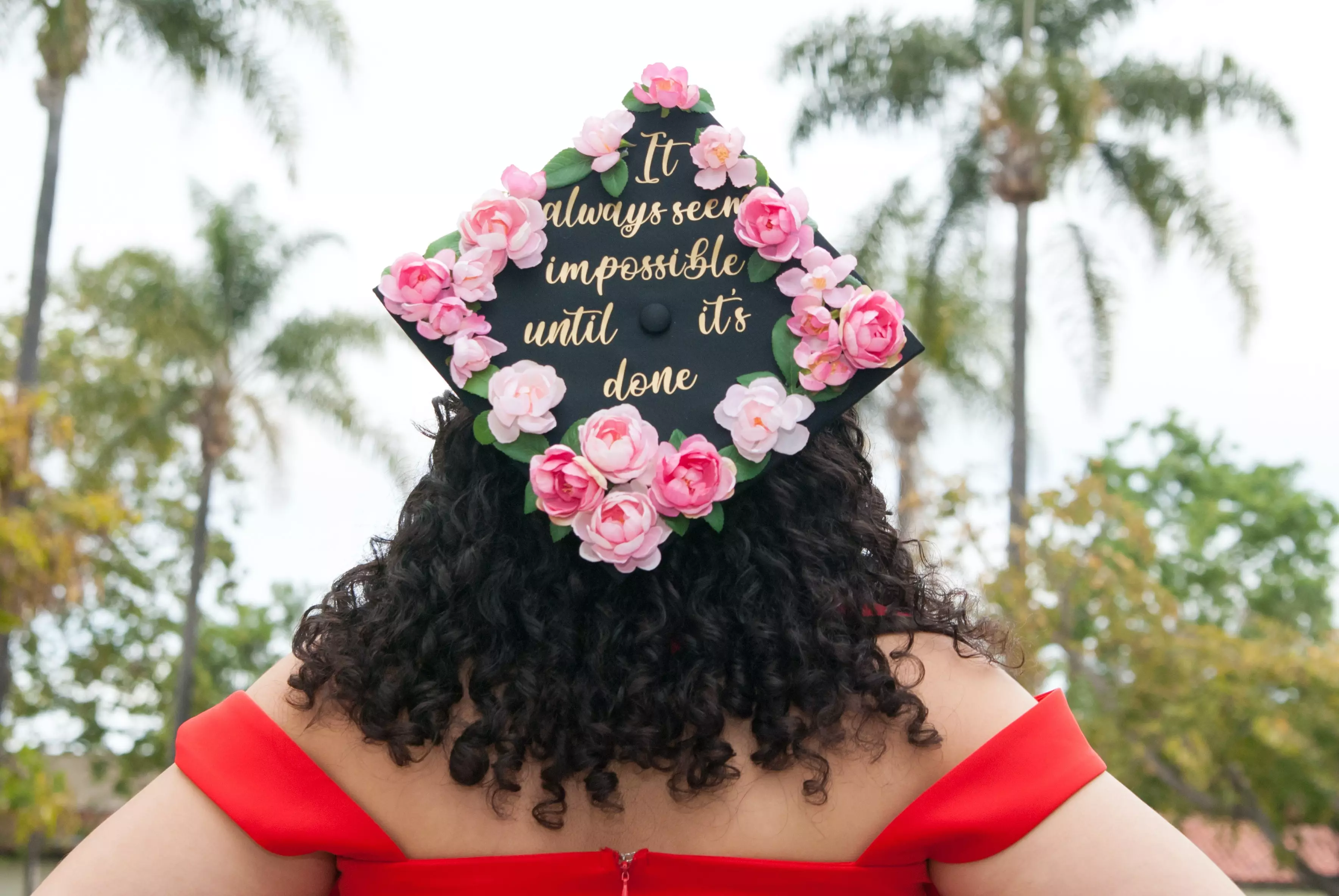 10 ideas de gorras de graduación a juego para ti y tu mejor amigo que hacen una declaración