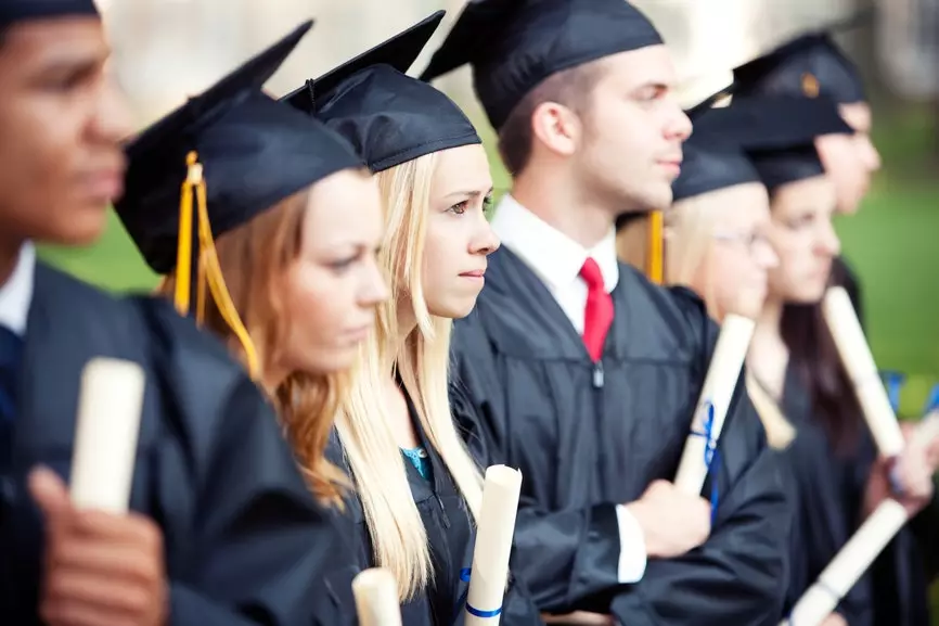 Cómo lidiar cuando tus amigos consiguen trabajo antes que tú después de graduarte