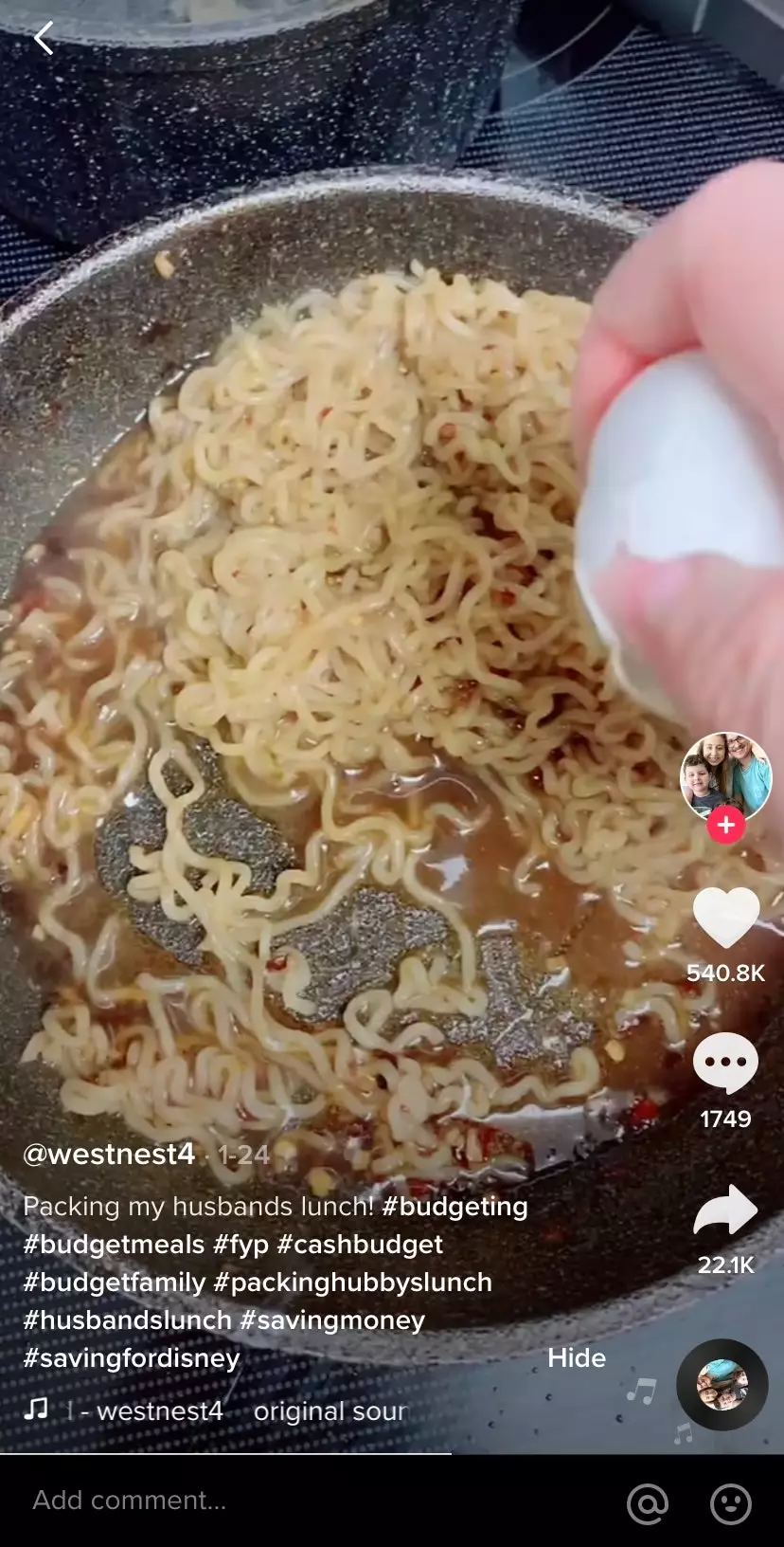 Un TikToker ajoute un œuf à une casserole de ramen, tout en filmant une recette virale de ramen.