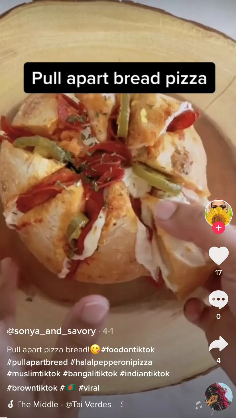 Seorang wanita memisahkan jalapeo dan pepperoni memisahkan roti pizza.