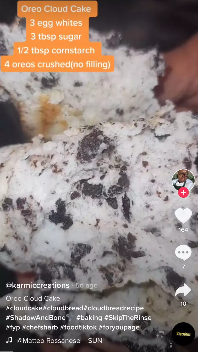 Emakume batek Oreo hodei tarta zatitzen du TikTok-en.