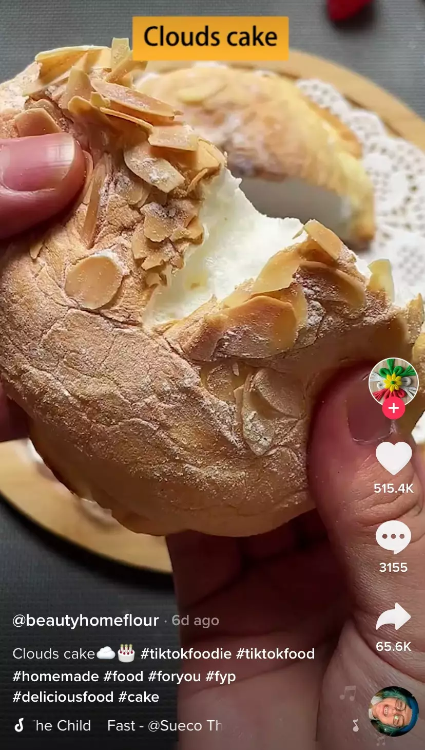 Emakume batek almendra hodei tarta zatitzen du TikTok-en.