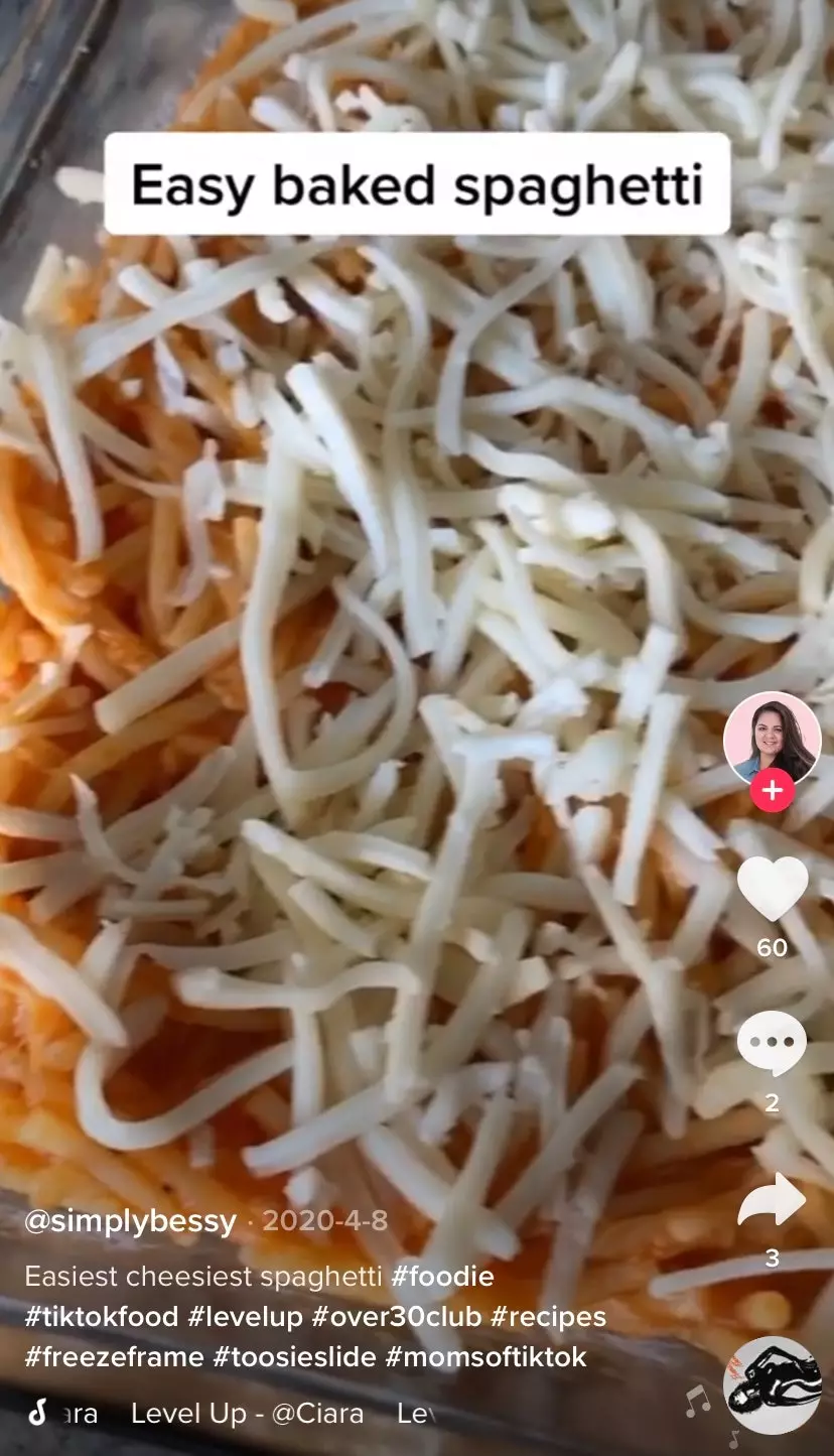 Uz letes atrodas krāsnī ceptu spageti no TikTok trauks.