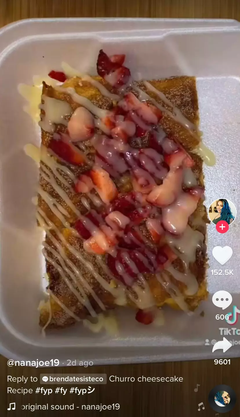 TikTok سے Churro Cheesecake کی ایک پلیٹ اسٹرابیری اور میٹھی سی کے ساتھ جانے والے کنٹینر میں بیٹھی ہے...