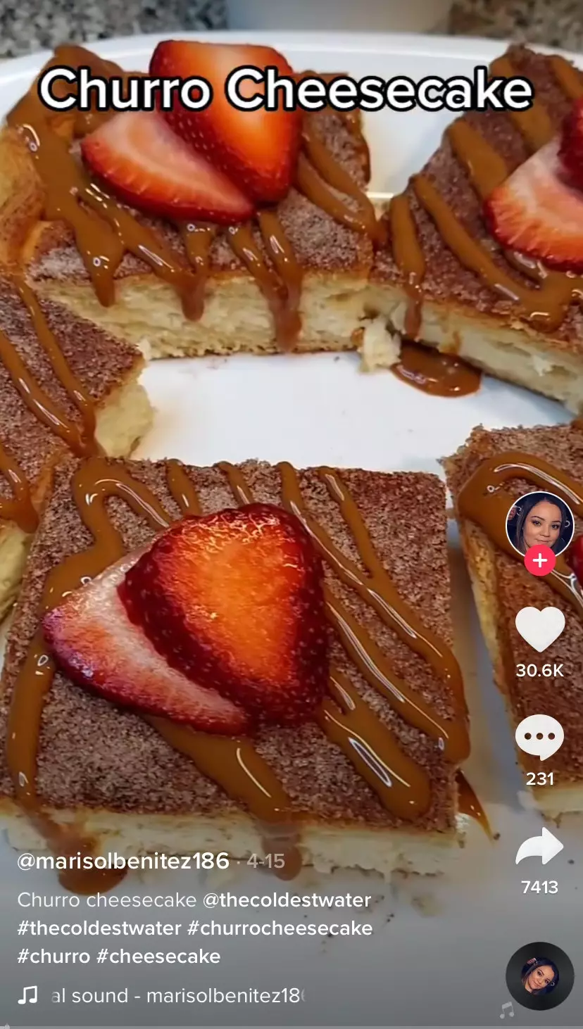 TikTok سے Churro Cheesecake بارز کی ایک پلیٹ ایک پلیٹ پر بیٹھی ہے جس کے اوپر سٹرابیری ہے۔