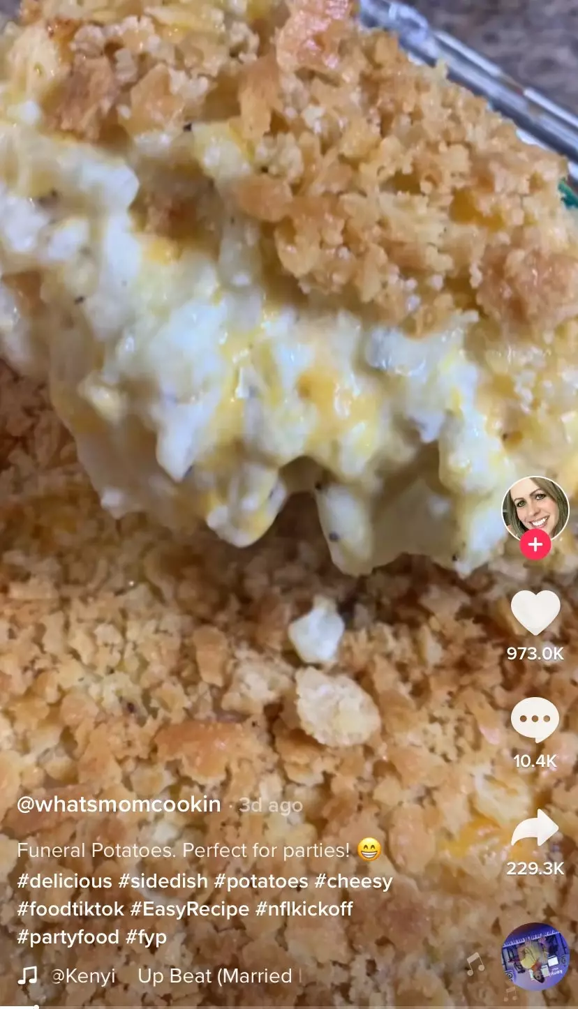 Una mujer recoge parte de la receta viral de papas fúnebres de TikTok, mientras muestra cómo hacer que esto tenga...