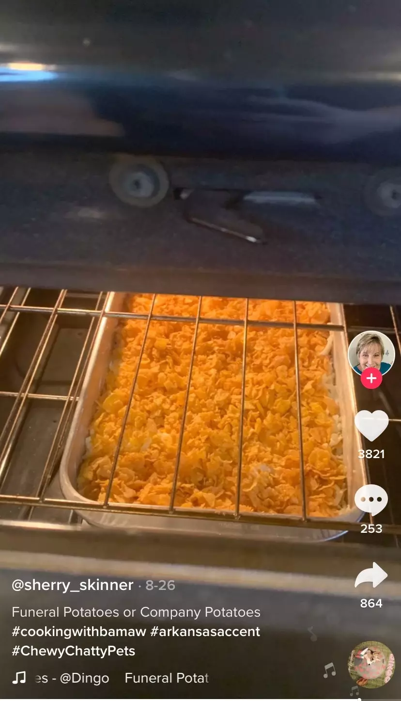 Una mujer hornea una versión de la receta viral de papas fúnebres de TikTok mientras muestra a los usuarios cómo hacerla...