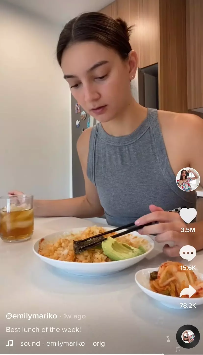 Emily Mariko membuat resipi TikTok mangkuk nasi salmon viral dengan rumpai laut dan kimchi.